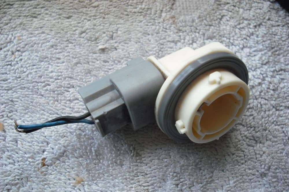 A GENUINE KIA SEDONA HEADLIGHT INDICATOR FLASHER BULB HOLDER