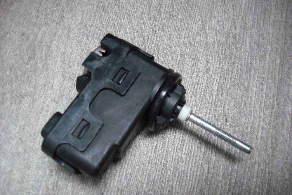 A GENUINE KIA SEDONA HEADLIGHT LEVELING ADJUSTMENT MOTOR