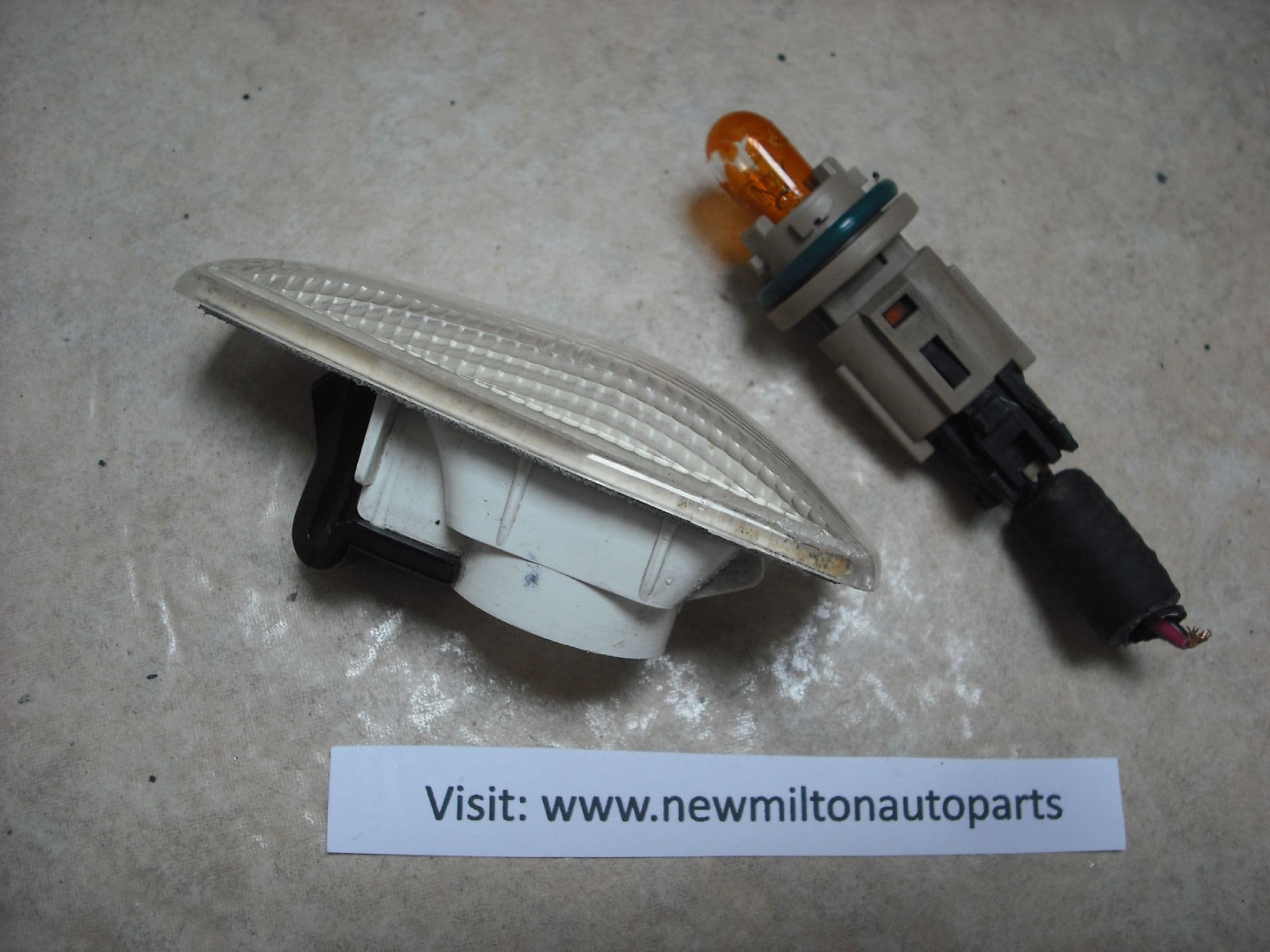 A GENUINE KIA SORENTO 2003-2010 CLEAR FRONT WING SIDE MARKER FLASHER