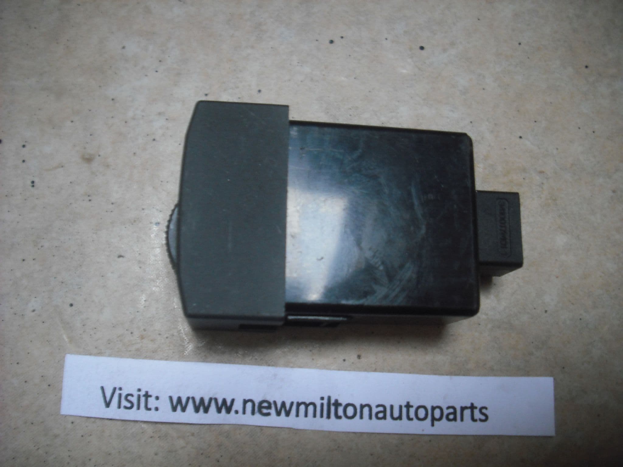 A GENUINE KIA SORENTO HEADLIGHT LEVELING ADJUSTMENT SWITCH