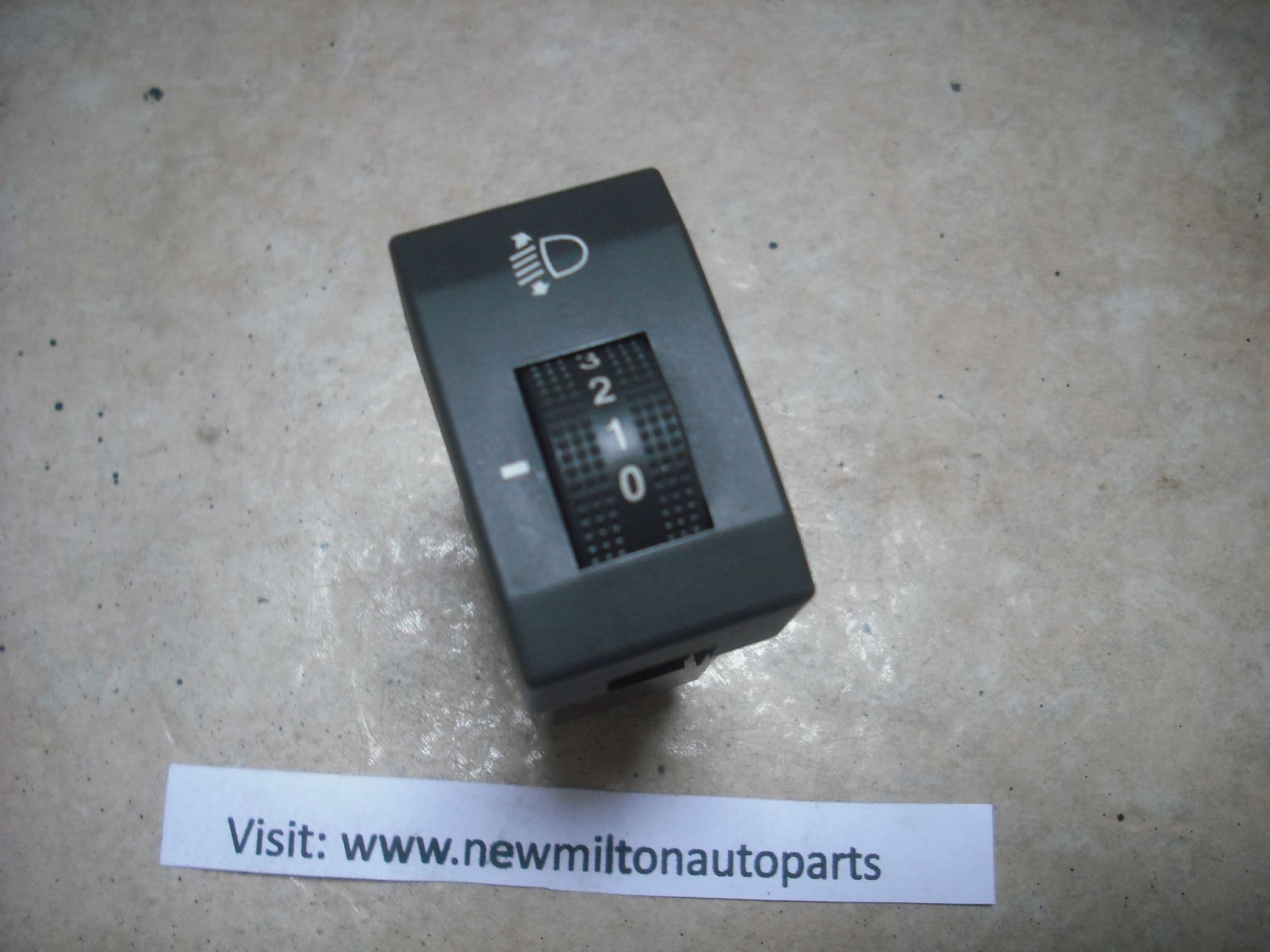 A GENUINE KIA SORENTO HEADLIGHT LEVELING ADJUSTMENT SWITCH
