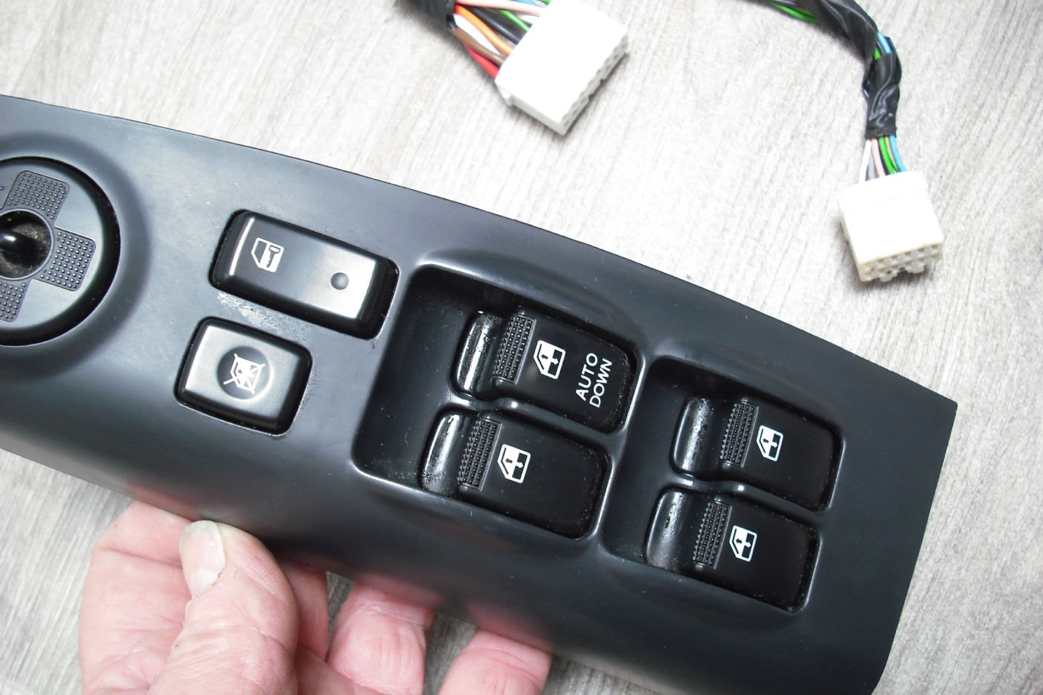 A GENUINE KIA SPORTAGE DRIVERS DOOR ELECTRIC WINDOW AND DOOR MIRROR ...