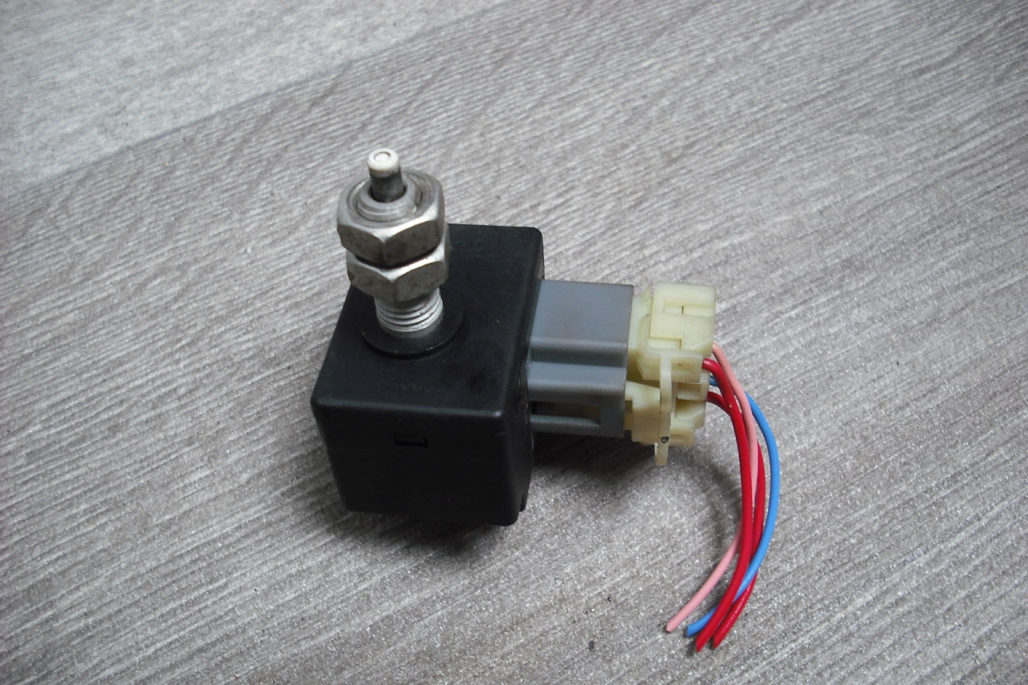 A GENUINE KIA SPORTAGE REAR BRAKE LIGHT PEDAL SWITCH SENSOR