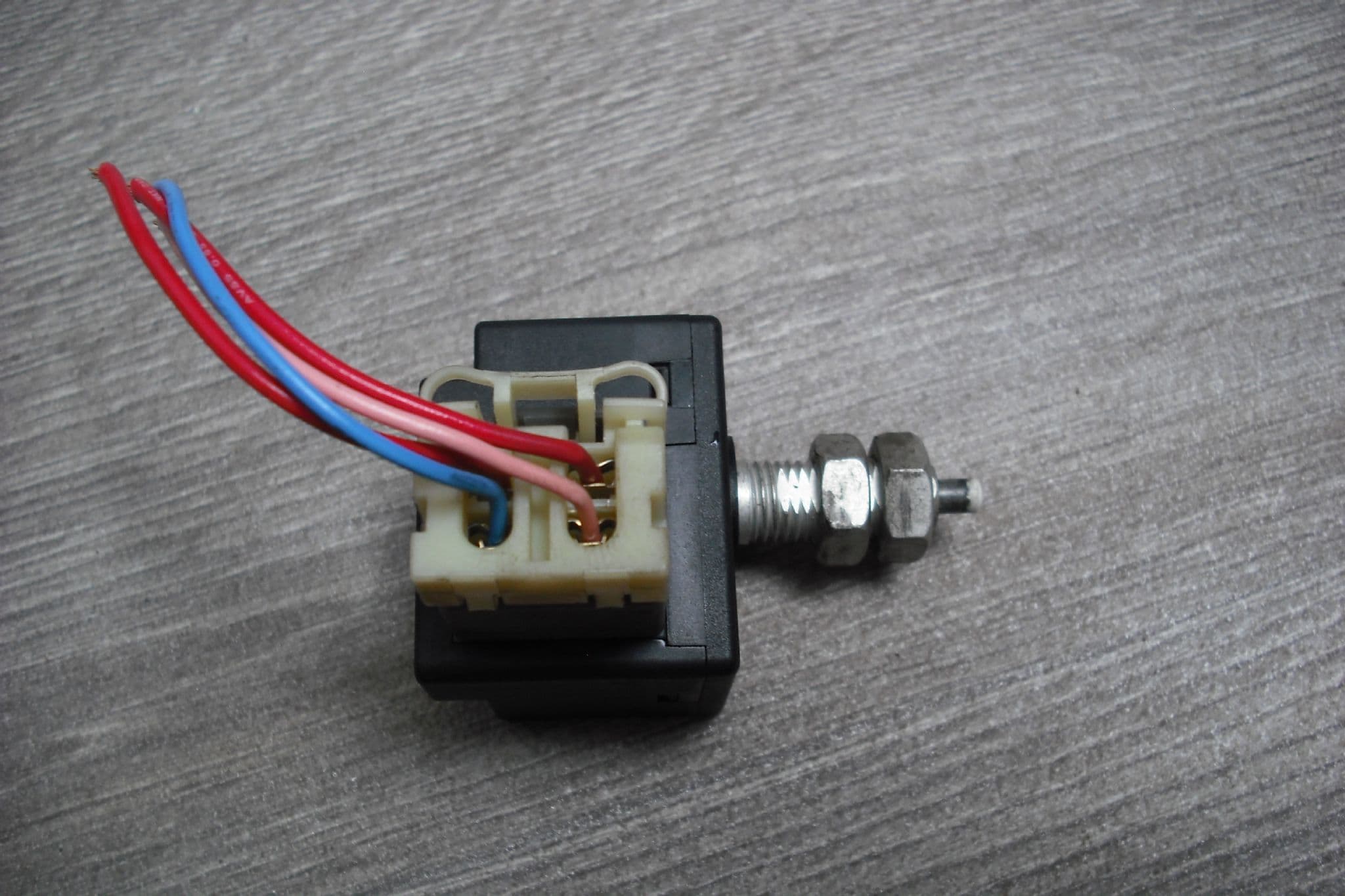 A GENUINE KIA SPORTAGE REAR BRAKE LIGHT PEDAL SWITCH SENSOR