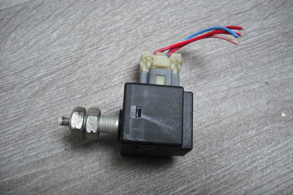 A GENUINE KIA SPORTAGE REAR BRAKE LIGHT PEDAL SWITCH SENSOR