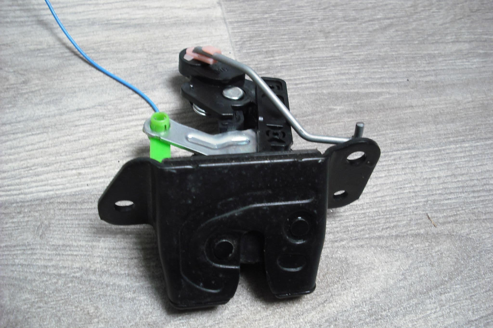 A GENUINE KIA SPORTAGE TAILGATE BOOT CATCH