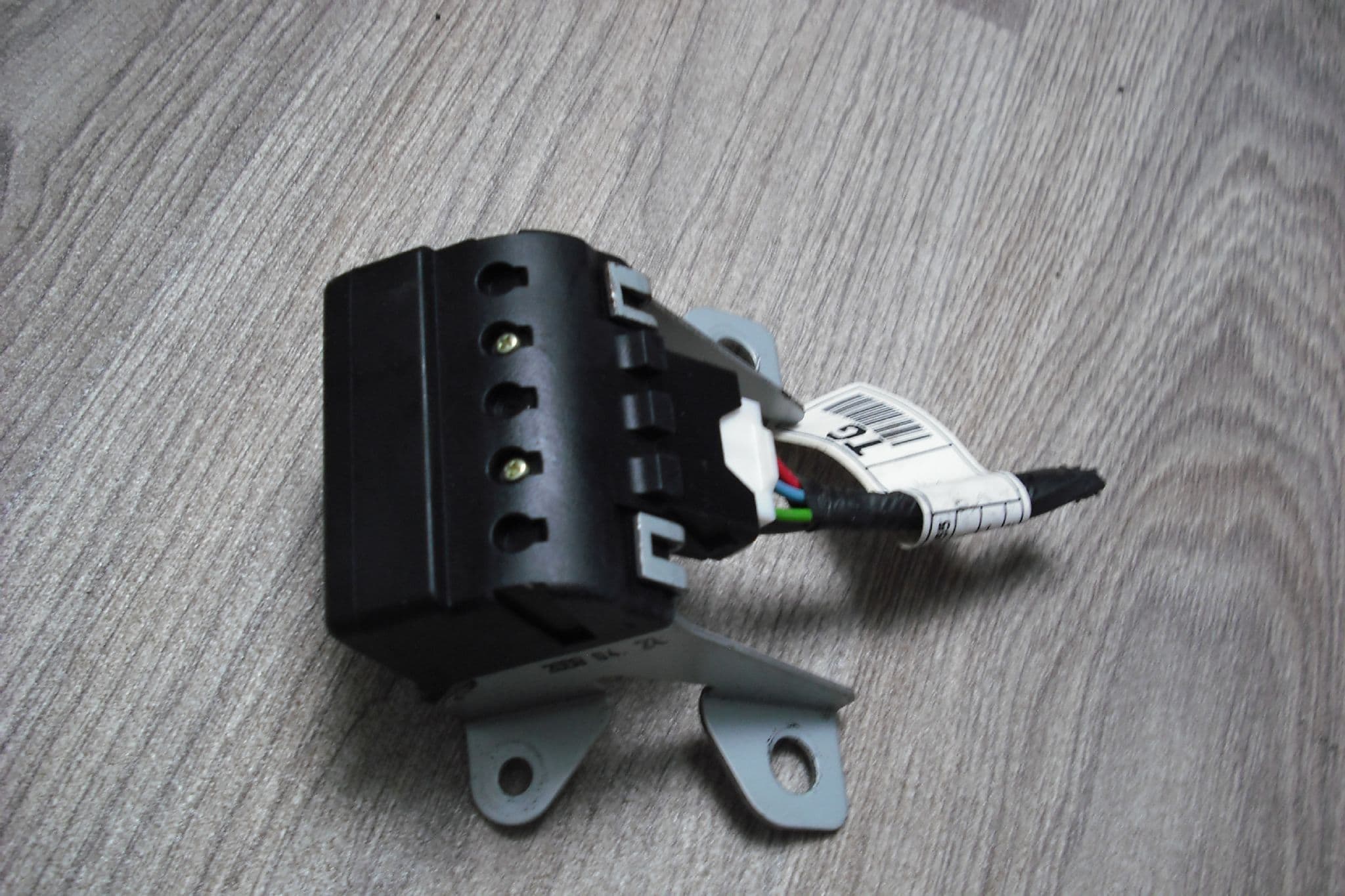 A GENUINE KIA SPORTAGE TAILGATE GLASS CONTACT SENSOR