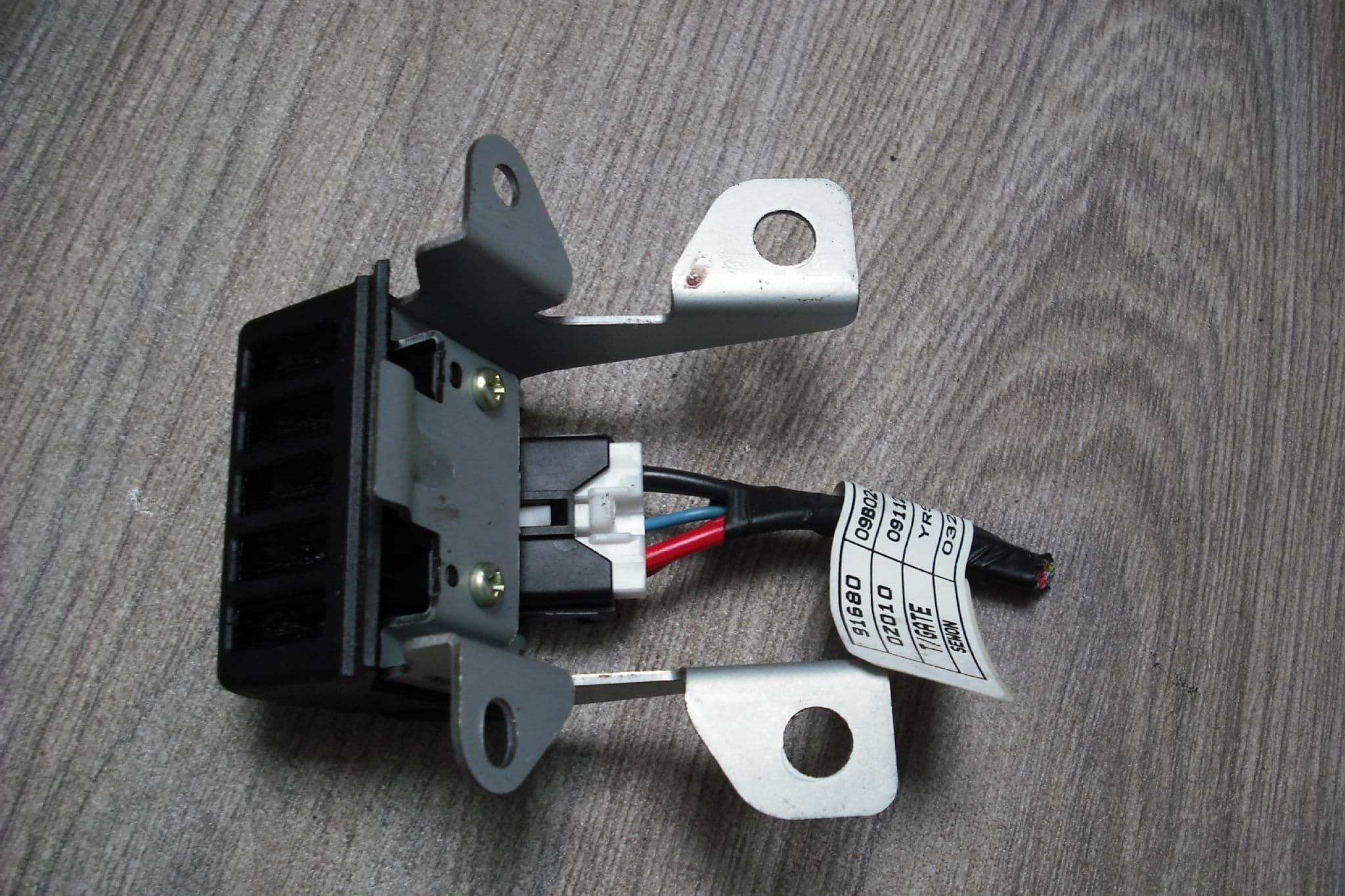 A GENUINE KIA SPORTAGE TAILGATE GLASS CONTACT SENSOR