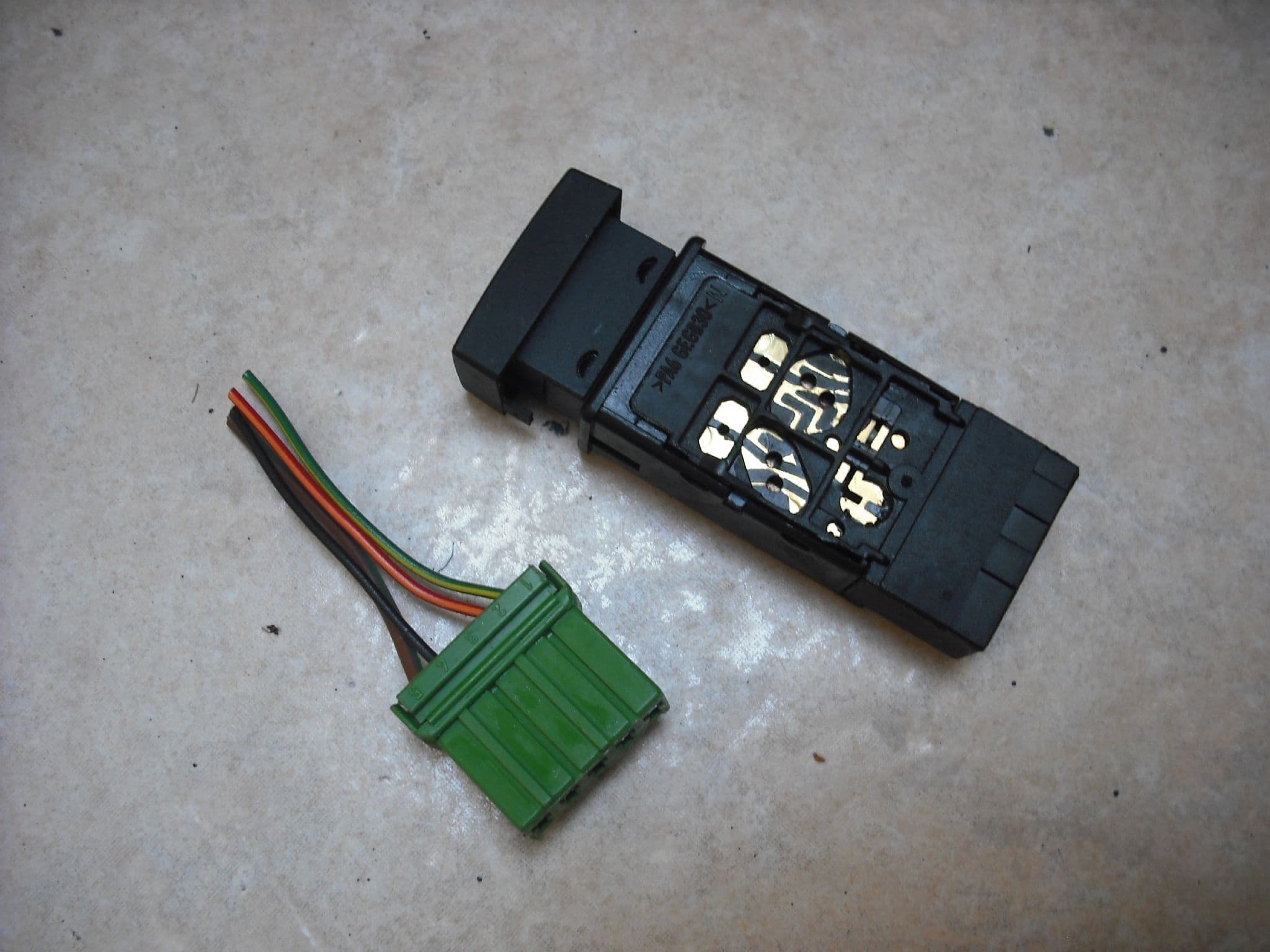 A GENUINE LAND ROVER FREELANDER 2004-2006 HEATED REAR WINDOW DEMISTER ...