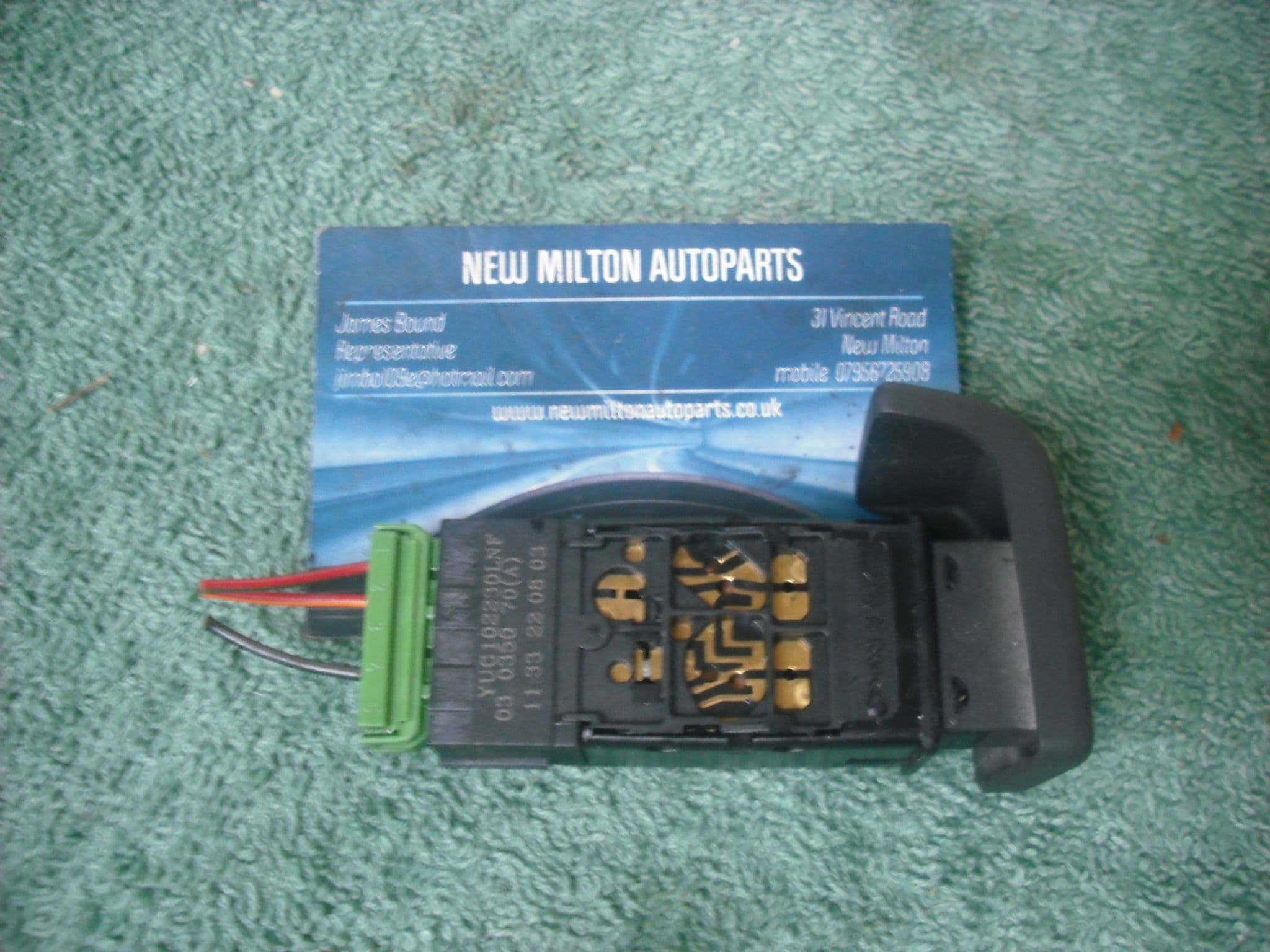 A GENUINE LAND ROVER FREELANDER REAR BACK WINDOW WIPER SWITCH YUG102230LNF