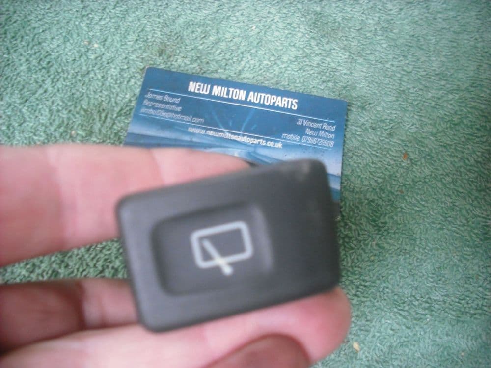 A GENUINE LAND ROVER FREELANDER REAR BACK WINDOW WIPER SWITCH YUG102230LNF