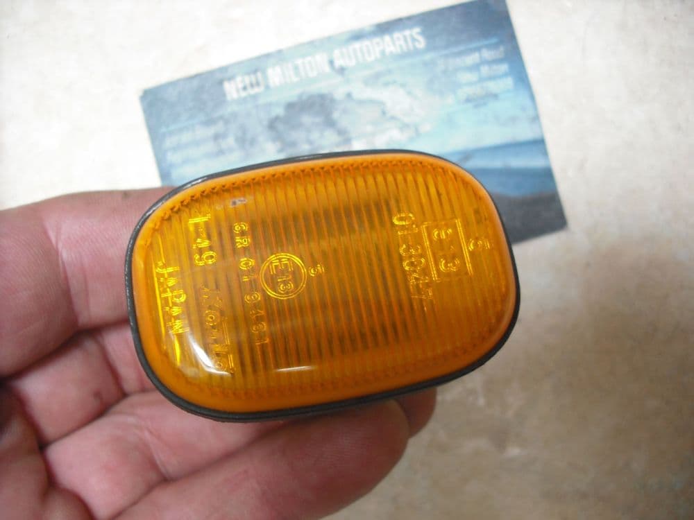 A GENUINE LEXUS GS300 MK1 AMBER FRONT WING SIDE MARKER INDICATOR FLASHER