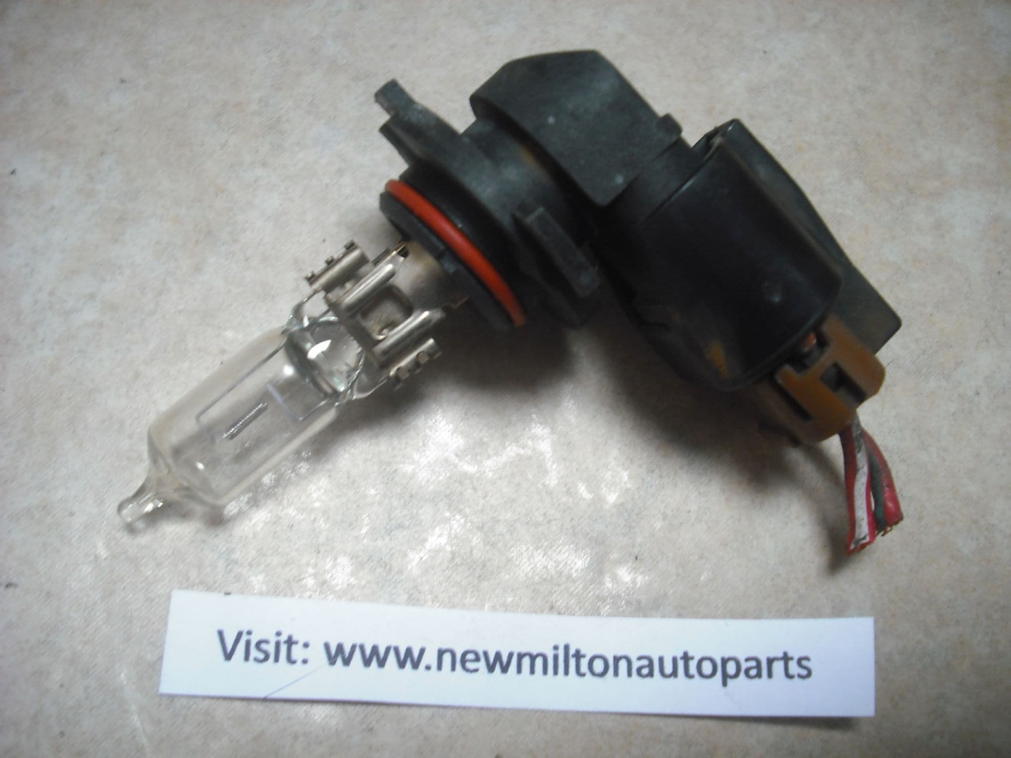 A GENUINE LEXUS IS200 HEADLIGHT HEADLAMP BULB SOCKET PLUG AND WIRING BLACK