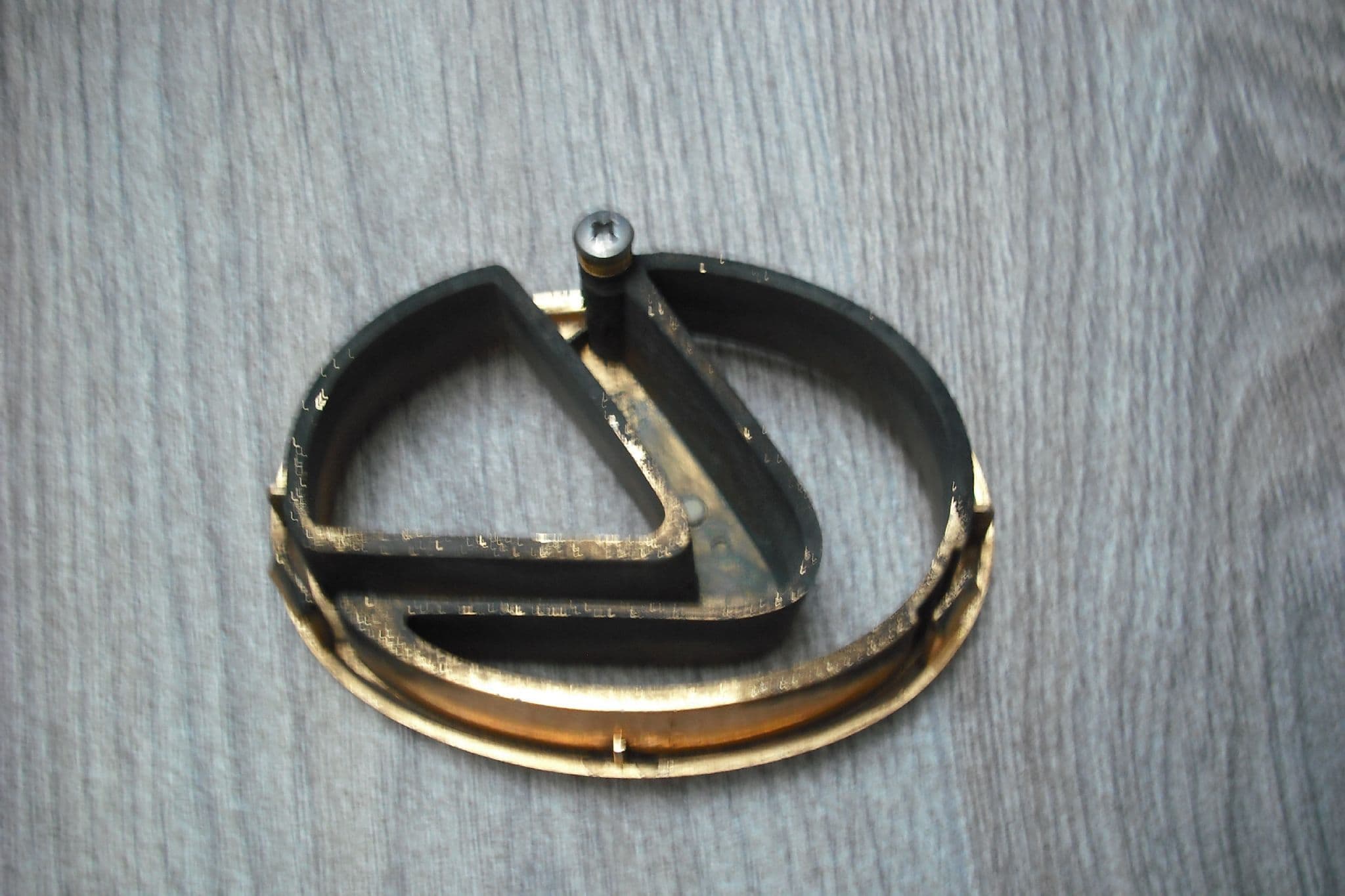 A GENUINE LEXUS LS400 FRONT GRILLE BADGE