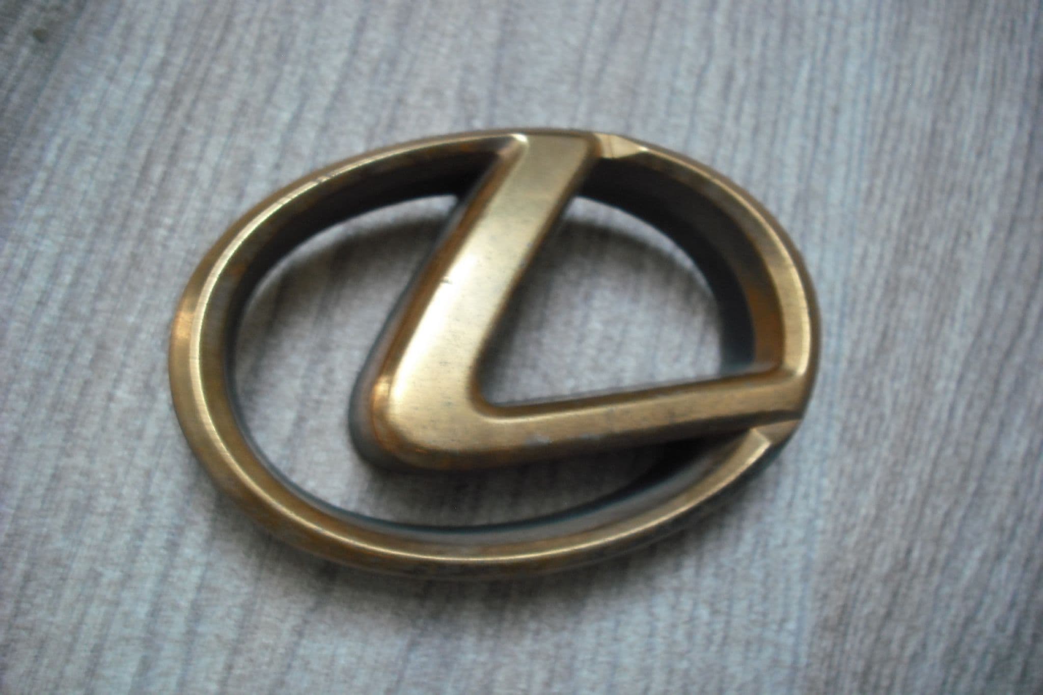 A GENUINE LEXUS LS400 FRONT GRILLE BADGE
