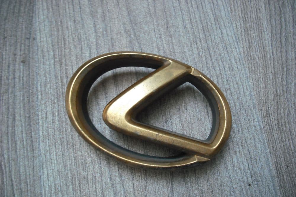 A GENUINE LEXUS LS400 FRONT GRILLE BADGE