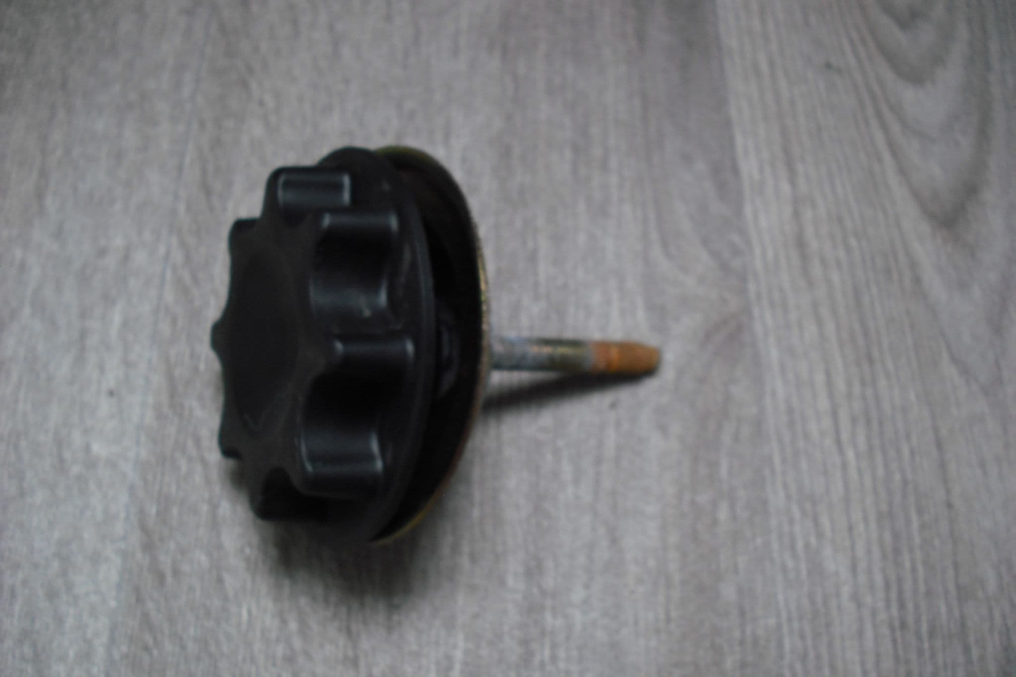 A GENUINE LEXUS LS400 SPARE WHEEL FASTENING SCREW CLAMP