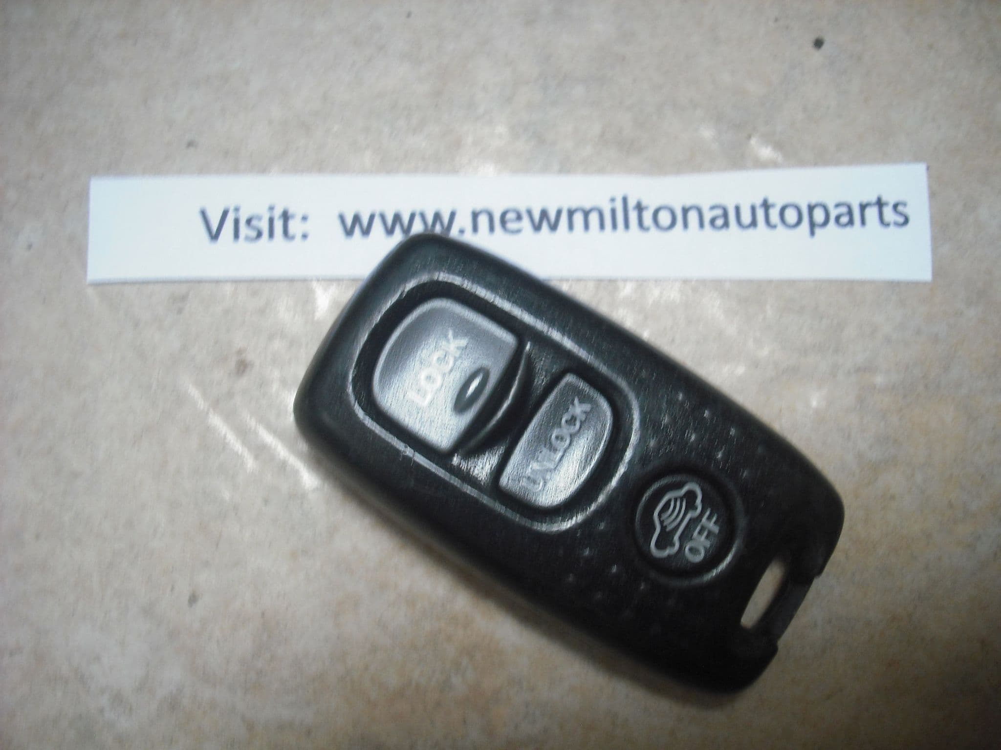 A GENUINE MAZDA 3 2003-2007 3 BUTTON REMOTE CONTROL KEY FOB
