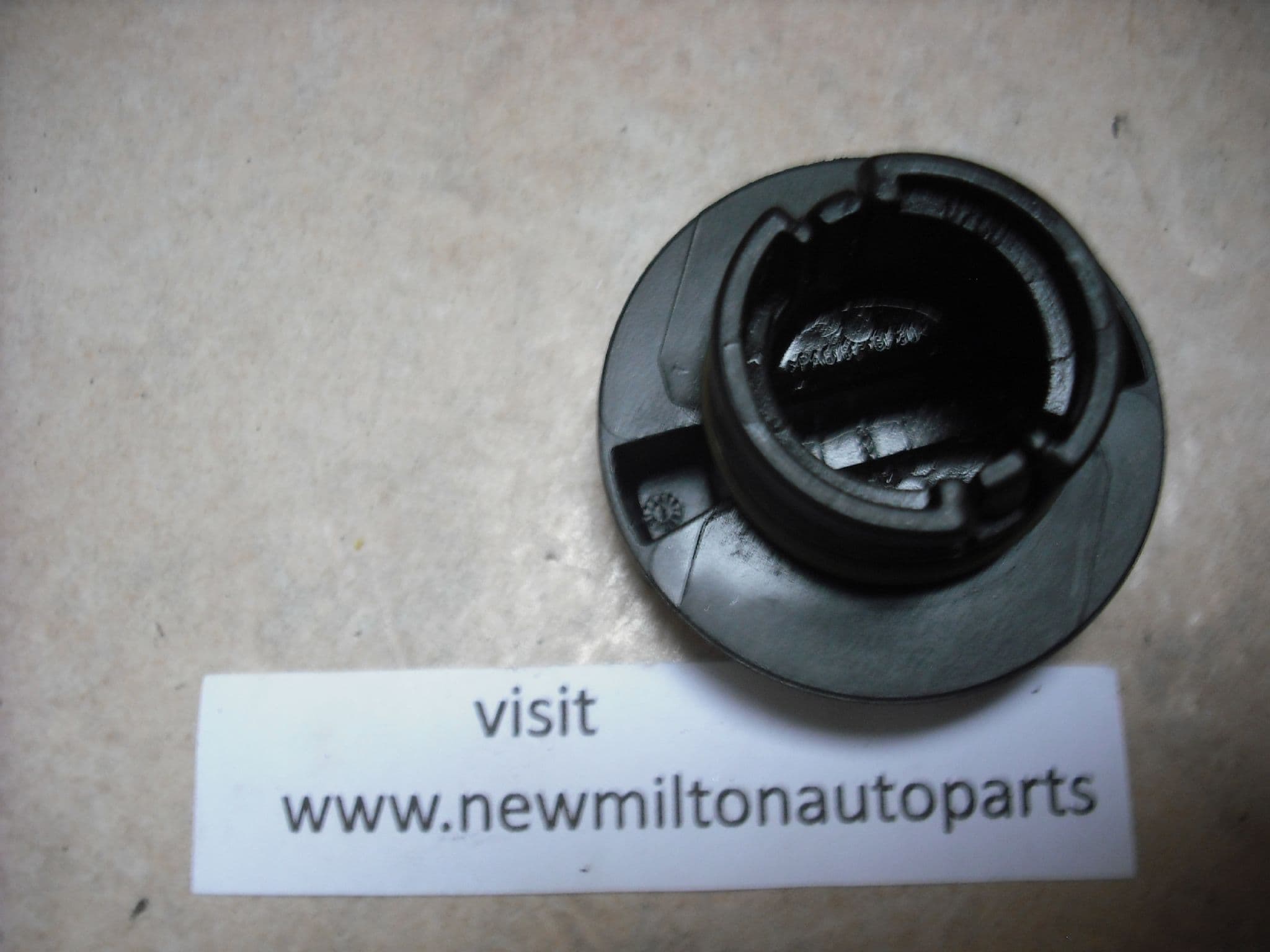 A GENUINE MAZDA 6 2002-2012 DEISEL ENGINE OIL FILLER CAP