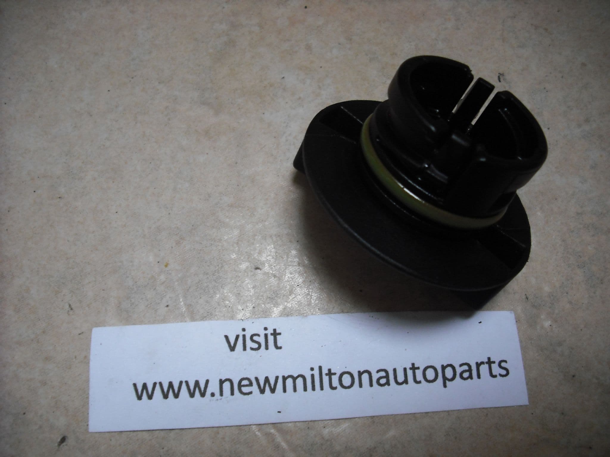 A GENUINE MAZDA 6 2002-2012 DEISEL ENGINE OIL FILLER CAP