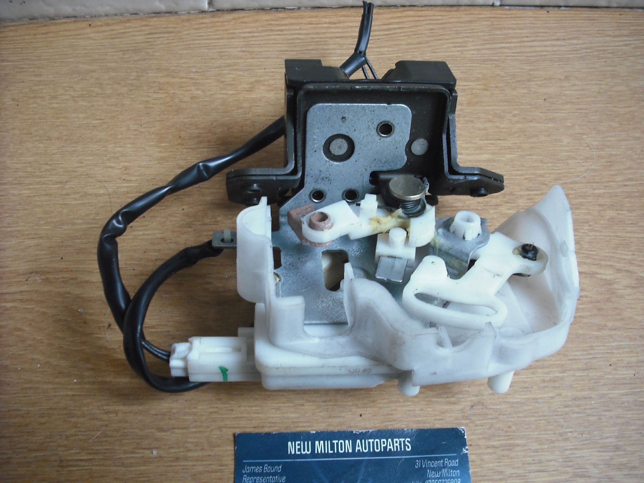 A GENUINE MAZDA 6 SPORTWAGON ESTATE REAR BOOT HATCH CATCH WITH CENTRAL ...