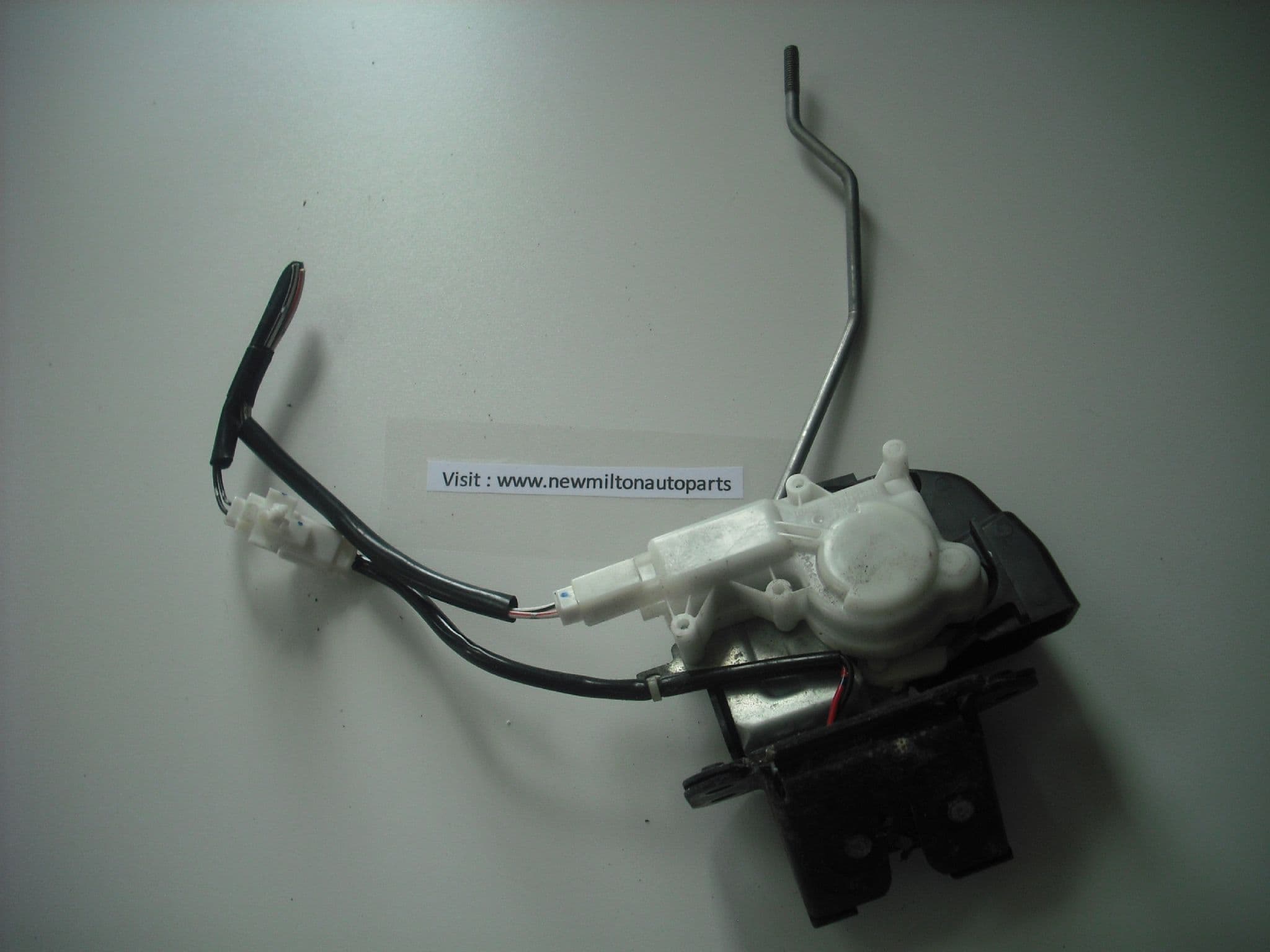 A GENUINE MAZDA CX-7 REAR TAILGATE BOOT CATCH WITH CENTRAL LOCKING