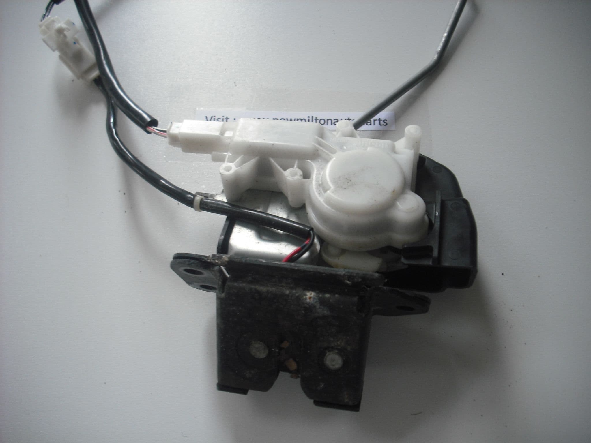 A GENUINE MAZDA CX-7 REAR TAILGATE BOOT CATCH WITH CENTRAL LOCKING