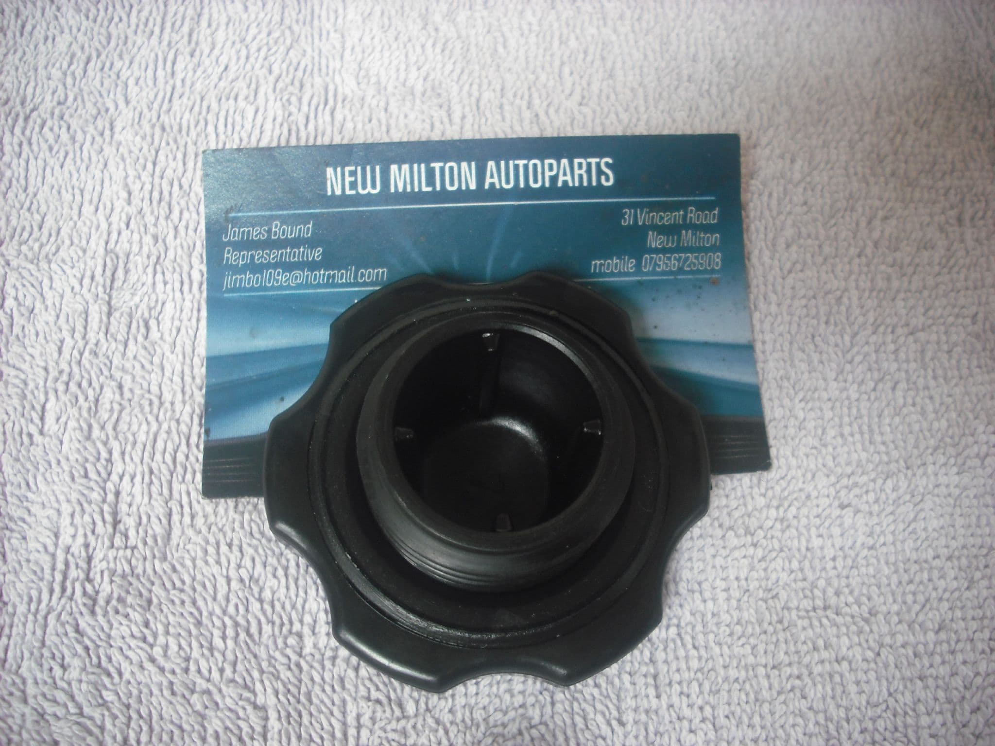 A GENUINE MAZDA DEMIO ENGINE OIL FILLER CAP