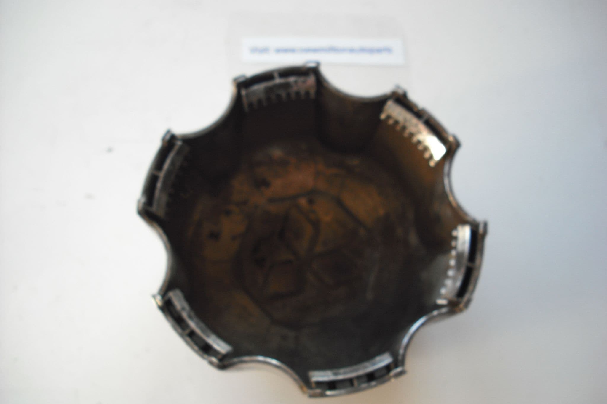 A GENUINE MB816581 MITSUBISHI SHOGUN PAJERO WHEEL HUB CENTER CAP