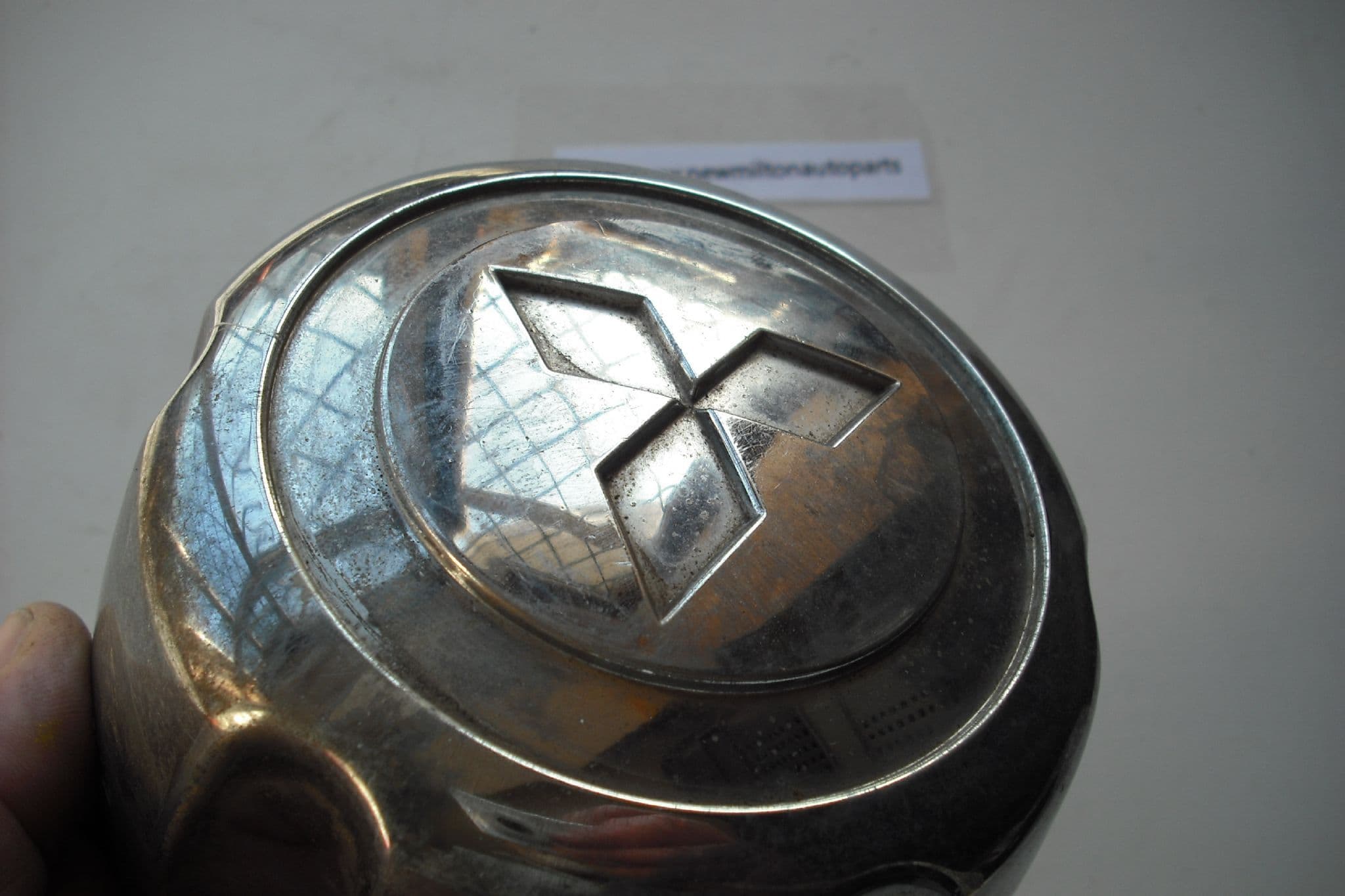A GENUINE MB816581 MITSUBISHI SHOGUN PAJERO WHEEL HUB CENTER CAP