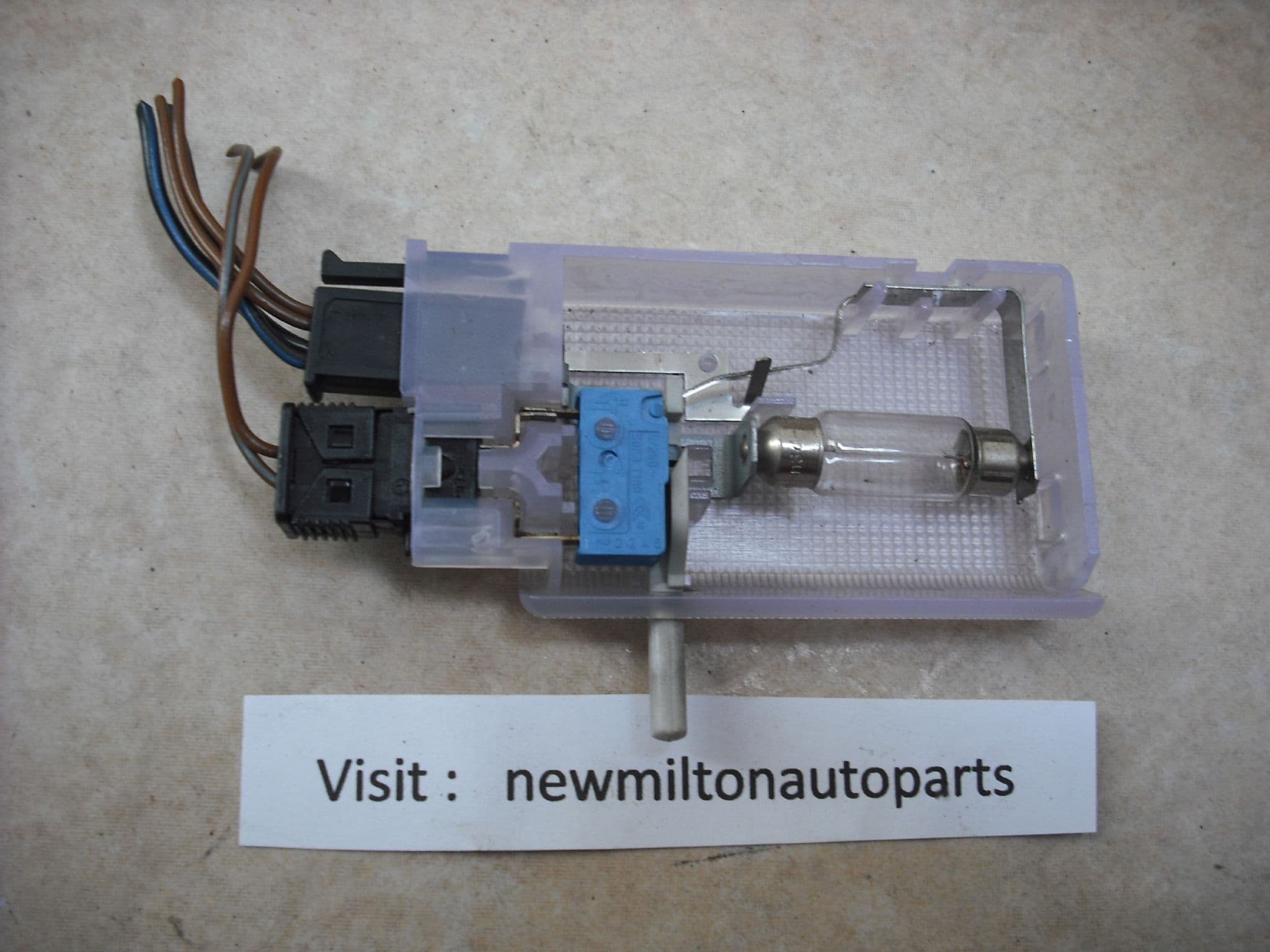 A GENUINE MERCEDES BENZ R170 SLK BOOT / TRUNK ILLUMINATION LIGHT LAMP