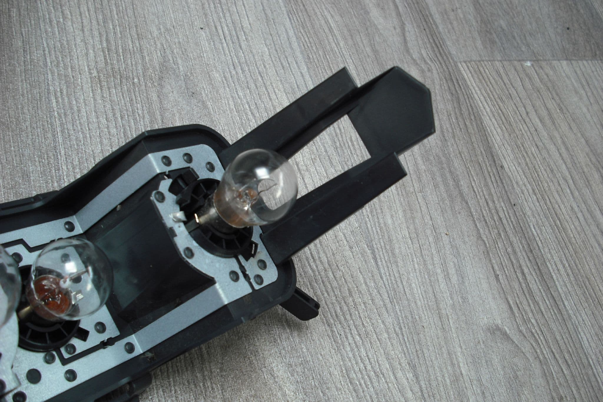 A GENUINE MINI R55 R56 REAR LIGHT BULB HOLDER AND WIRING PLUG
