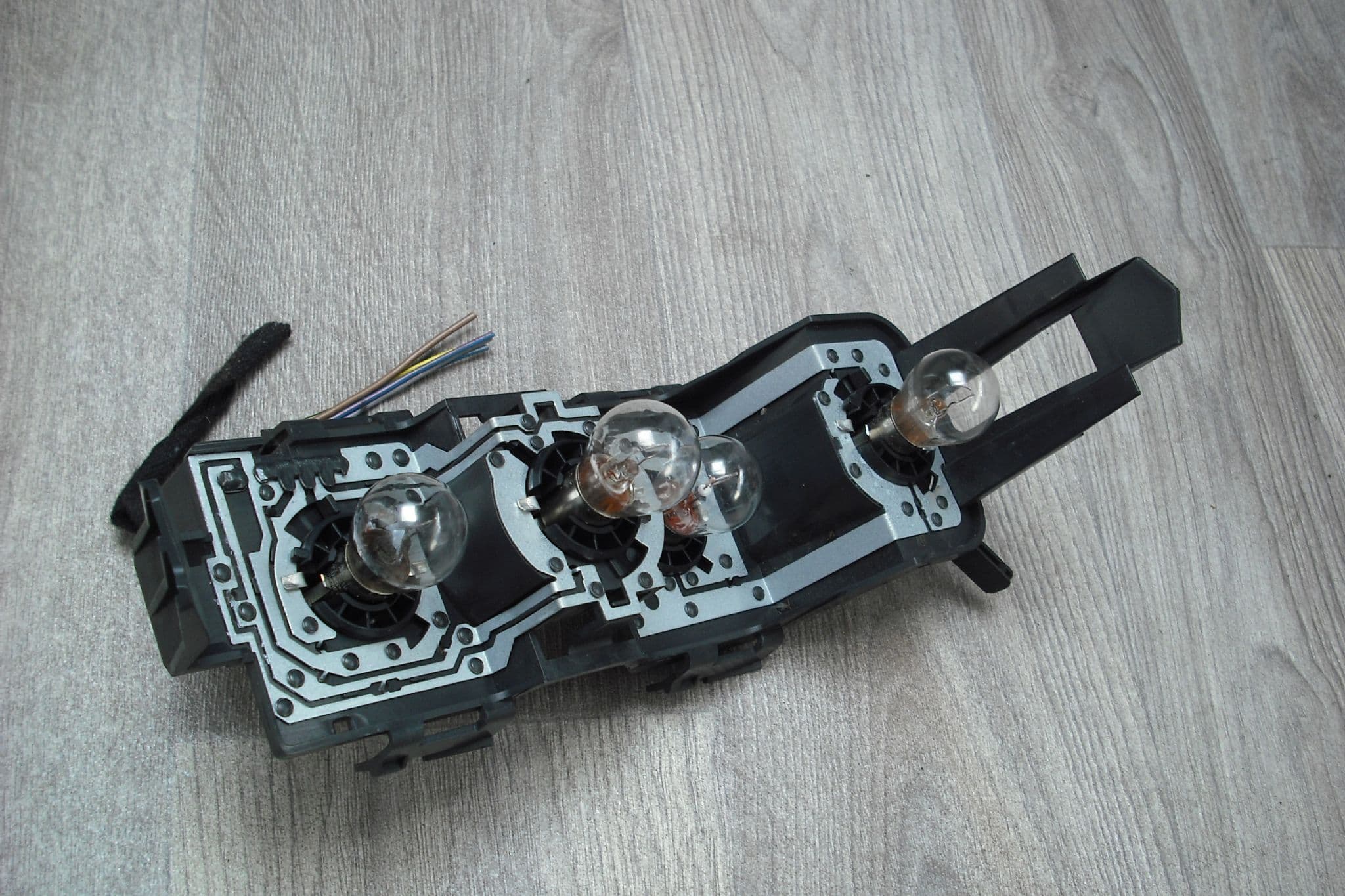 A GENUINE MINI R55 R56 REAR LIGHT BULB HOLDER AND WIRING PLUG