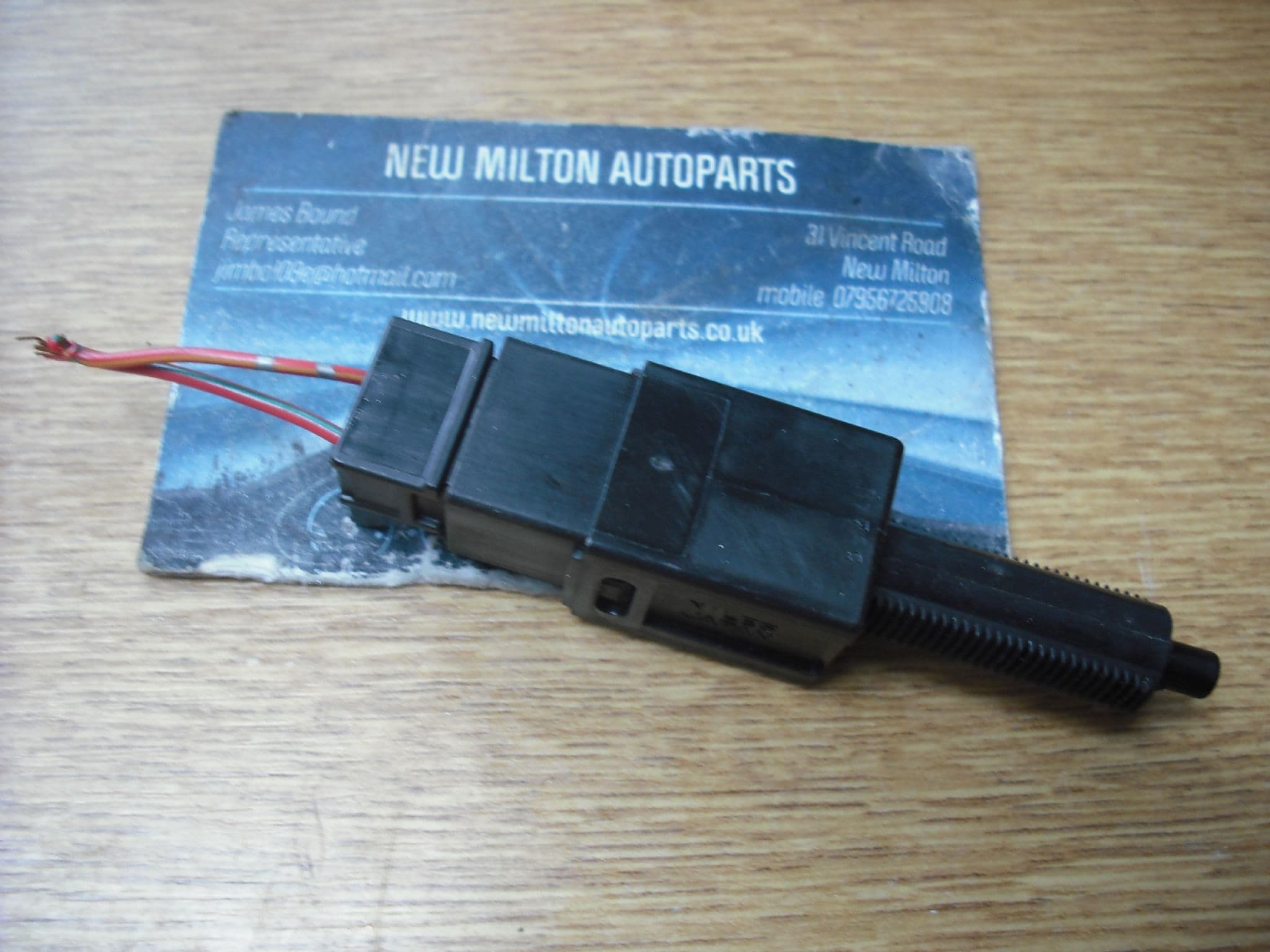 A GENUINE NISSAN ALMERA N16 AND TINO REAR BRAKE LIGHT PEDAL SWITCH SENSOR