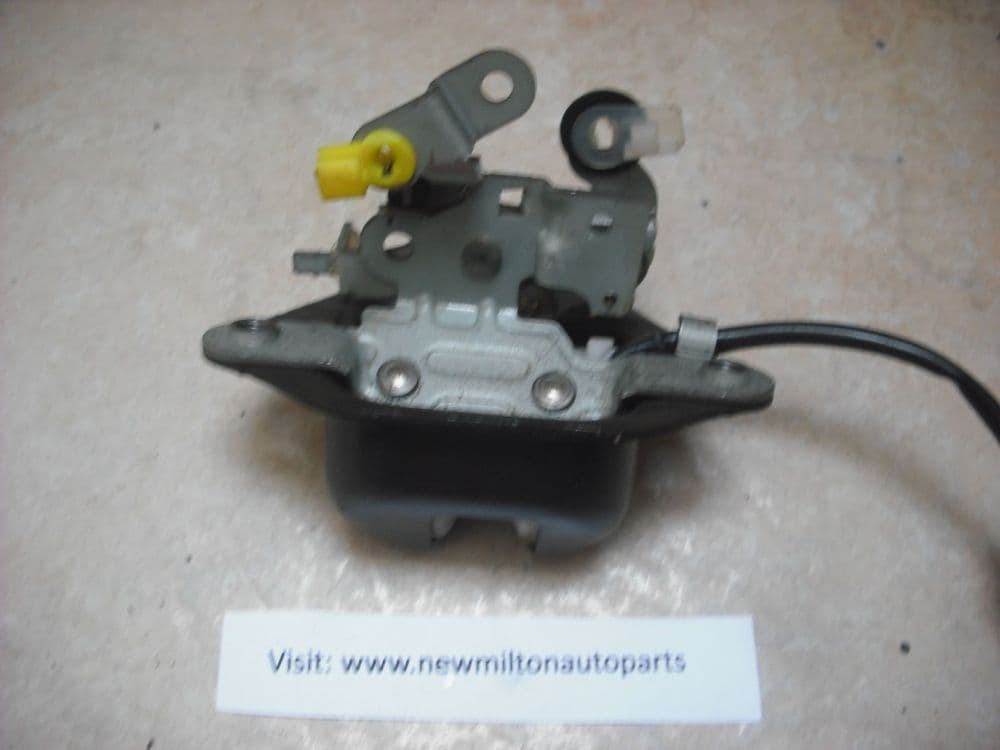 A GENUINE NISSAN ALMERA N16 TAILGATE BOOT CATCH