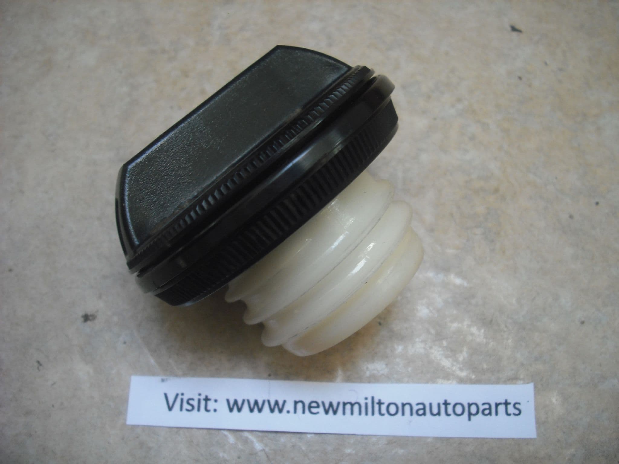 A GENUINE NISSAN MICRA K11 AND K12 1993-2009 PETROL FUEL CAP