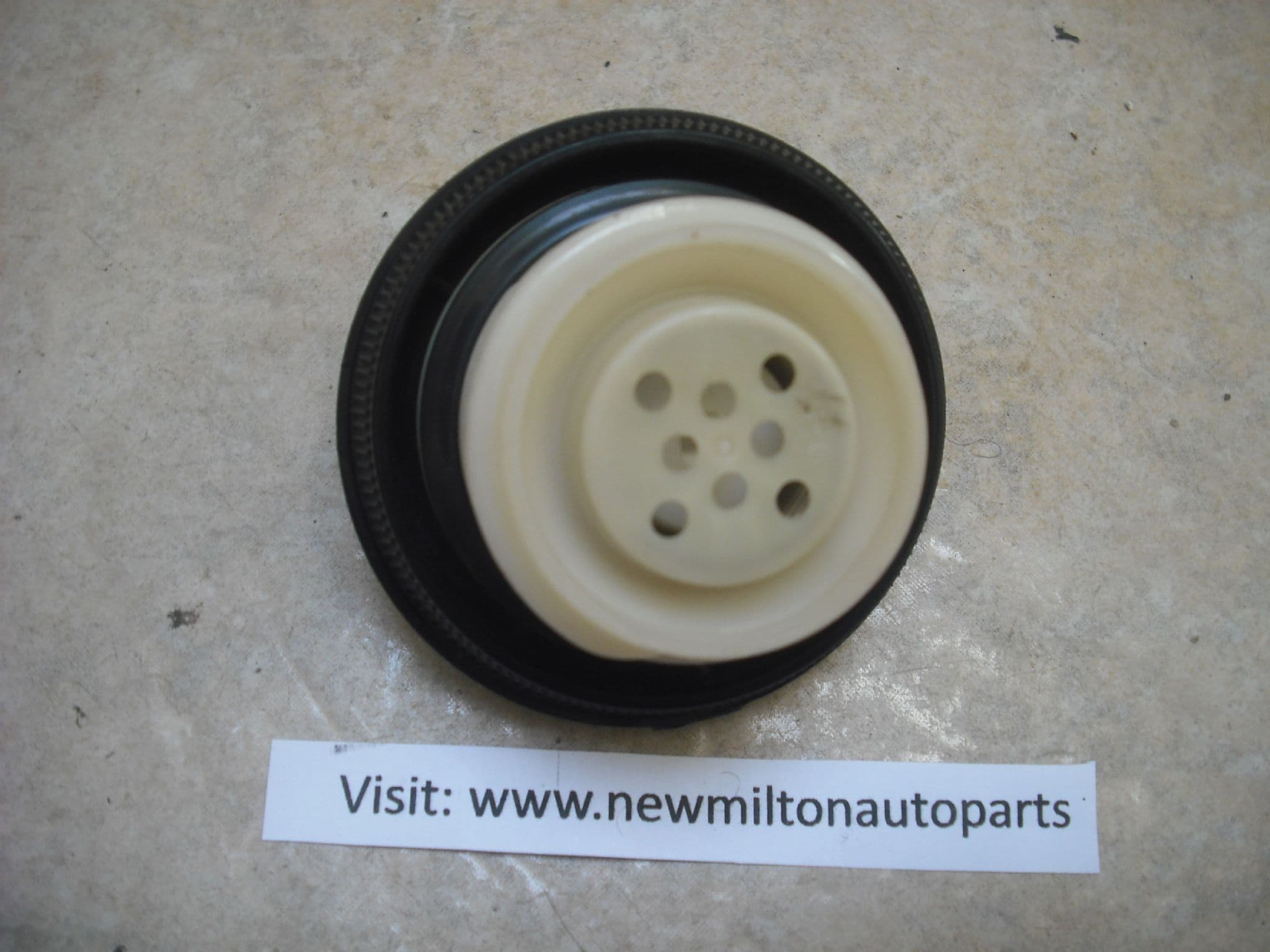A GENUINE NISSAN MICRA K11 AND K12 1993-2009 PETROL FUEL CAP