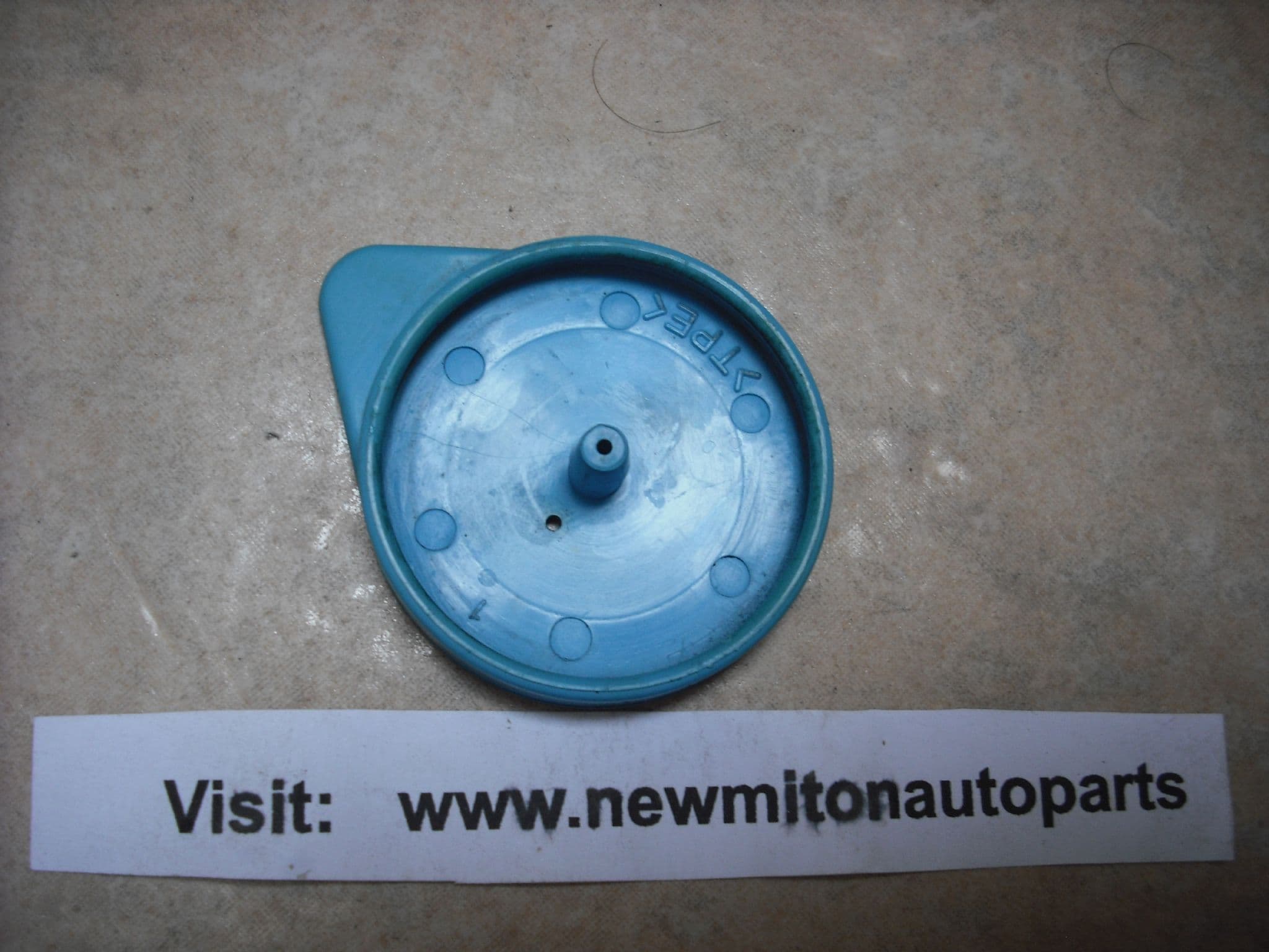 A GENUINE NISSAN MICRA K12 WINDOW WINDSCREEN WASHER WATER TANK CAP