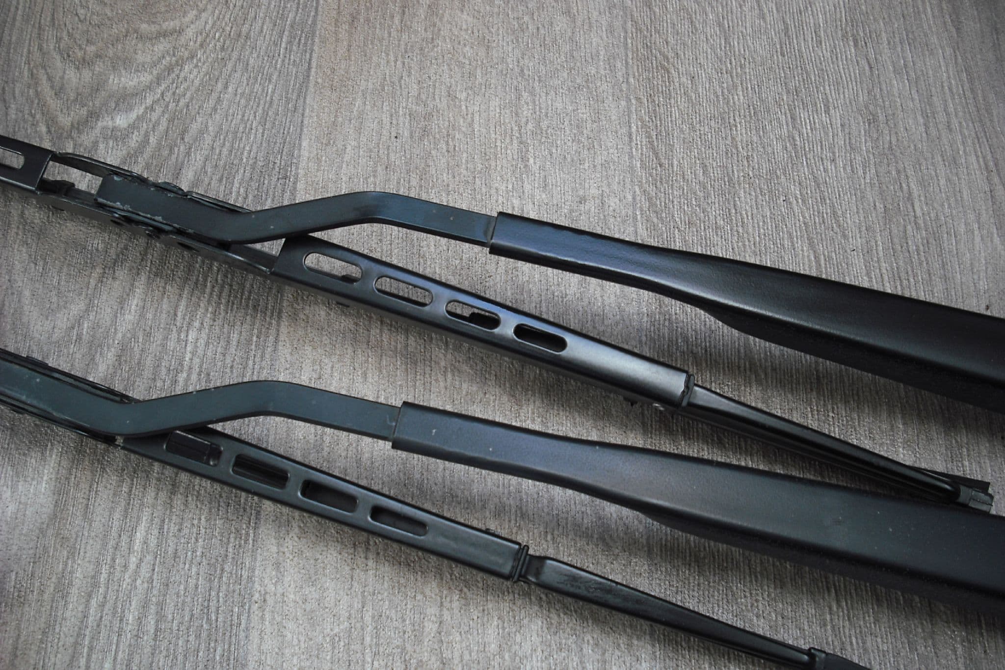 A GENUINE PAIR OF MINI R55 R56 FRONT WINDOW WINDSCREEN WIPER ARMS