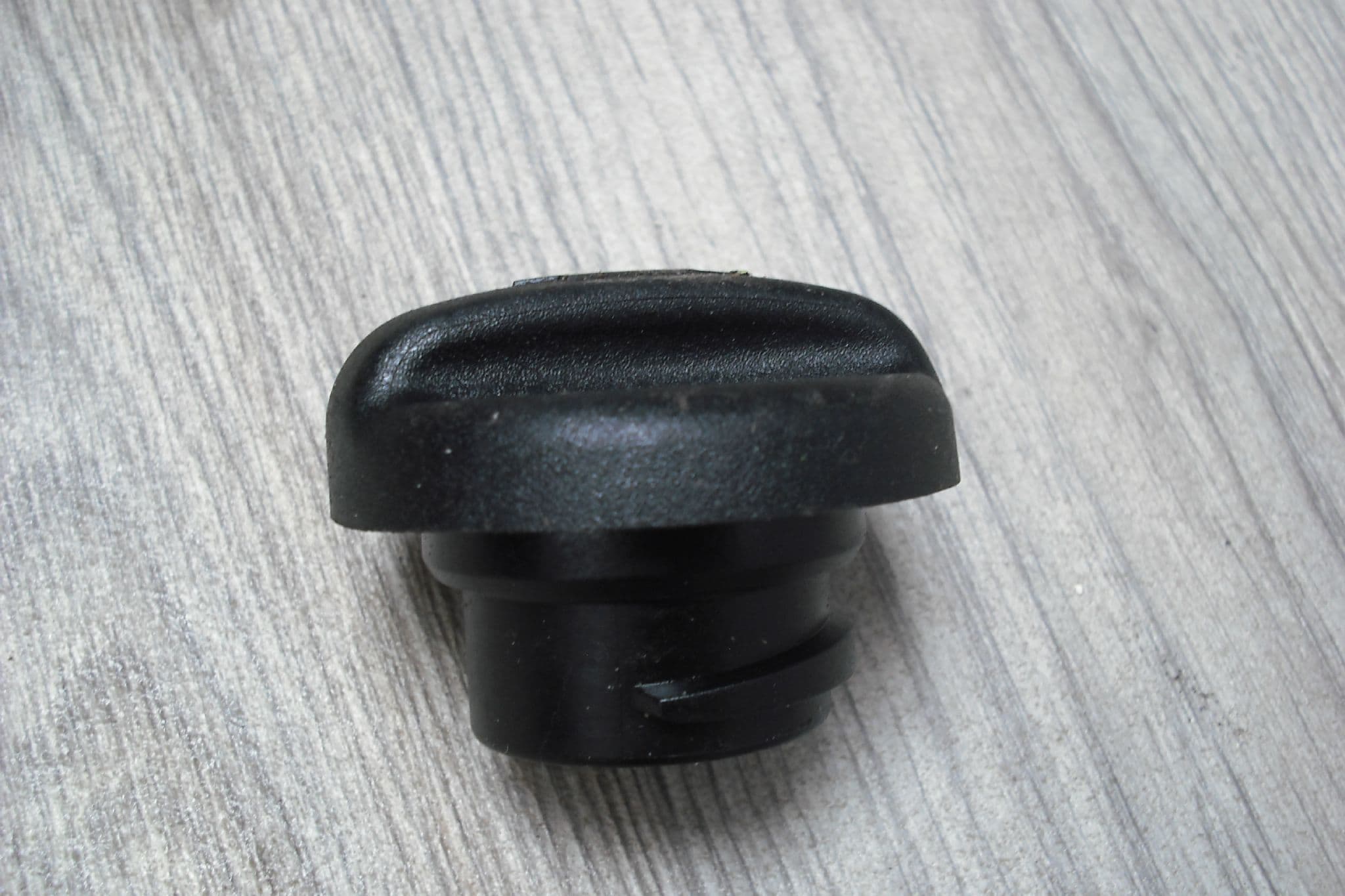 A GENUINE PEUGEOT 206 2 0 PETROL ENGINE OIL FILLER CAP