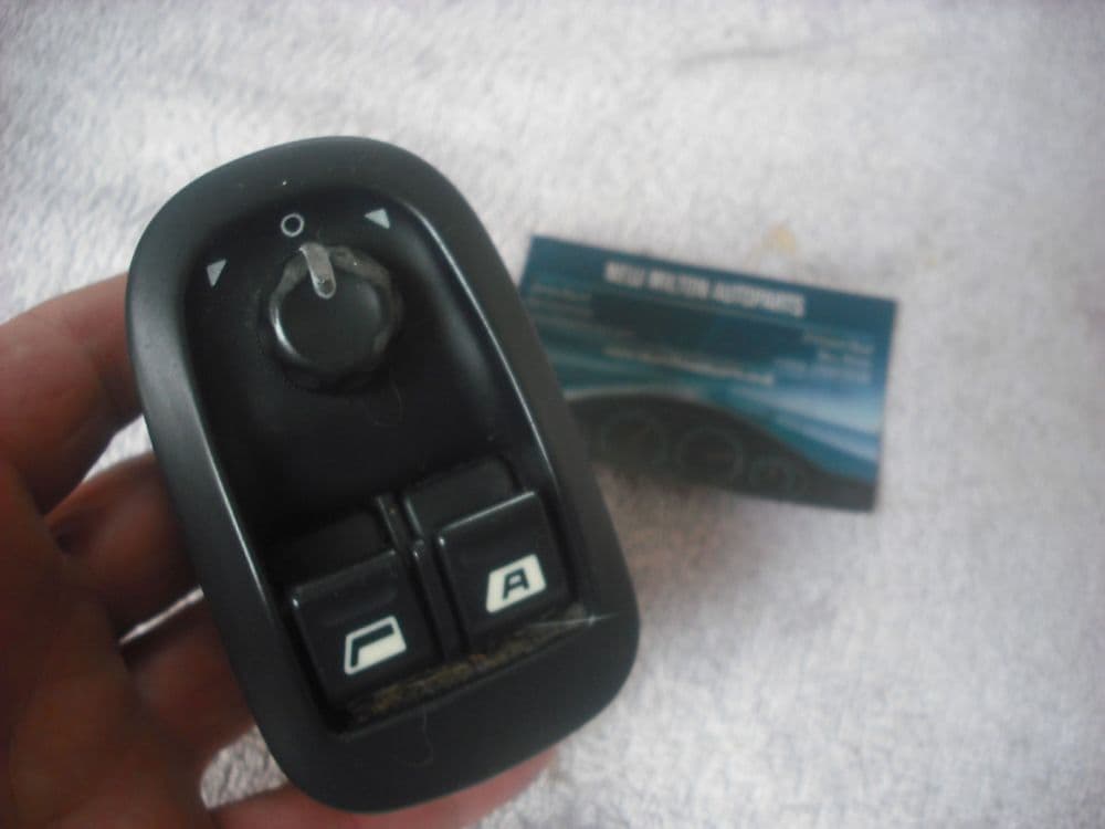 A GENUINE PEUGEOT 206 CONVERTIBLE ELECTRIC WINDOW AND DOOR MIRROR ...