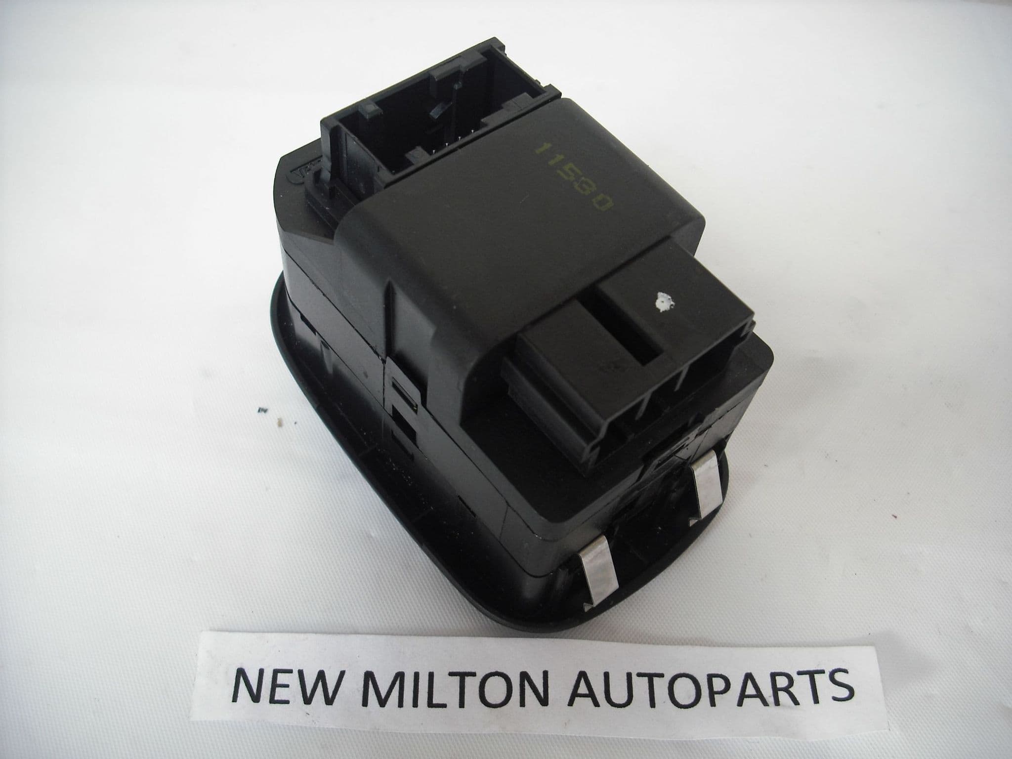 A GENUINE PEUGEOT 206 ELECTRIC WINDOW AND ELECTRIC DOOR MIRROR SWITCHES