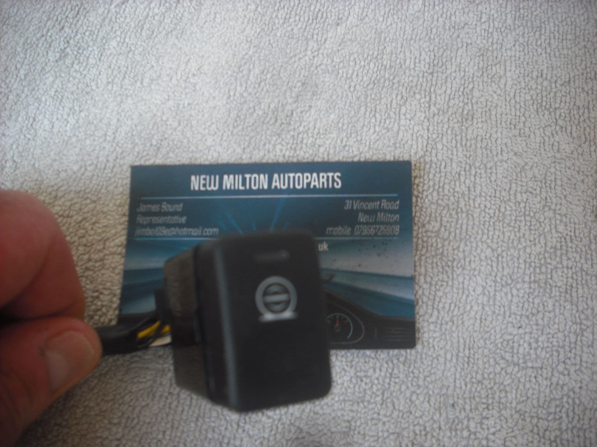 A GENUINE RANGE ROVER P38 AIR SUSPENSION LOCK SWITCH