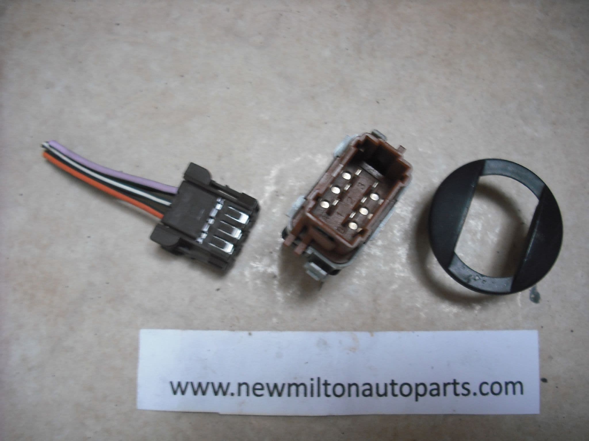 A GENUINE RENAULT CLIO MK3 FRONT PASSENGER DOOR ELECTRIC WINDOW SWITCH