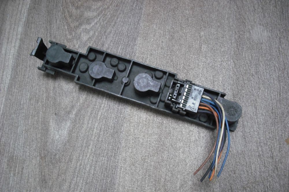 A GENUINE RENAULT MEGANE MK1 CONVERTIBLE REAR LIGHT BULB HOLDERS