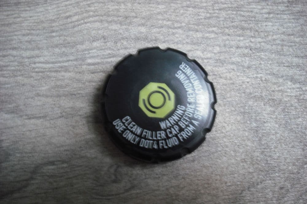 A GENUINE RENAULT TRAFFIC BRAKE FLUID MASTER CYLINDER FILLER CAP