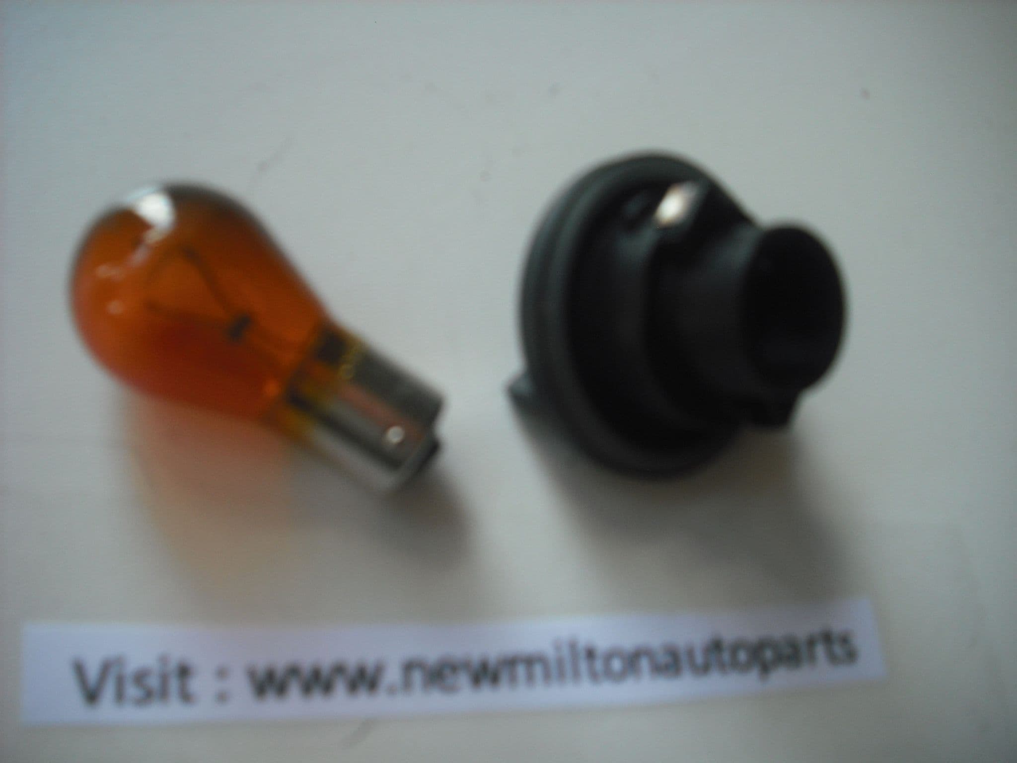 A GENUINE SAAB 93 HEADLIGHT INDICATOR FLASHER BULB HOLDER