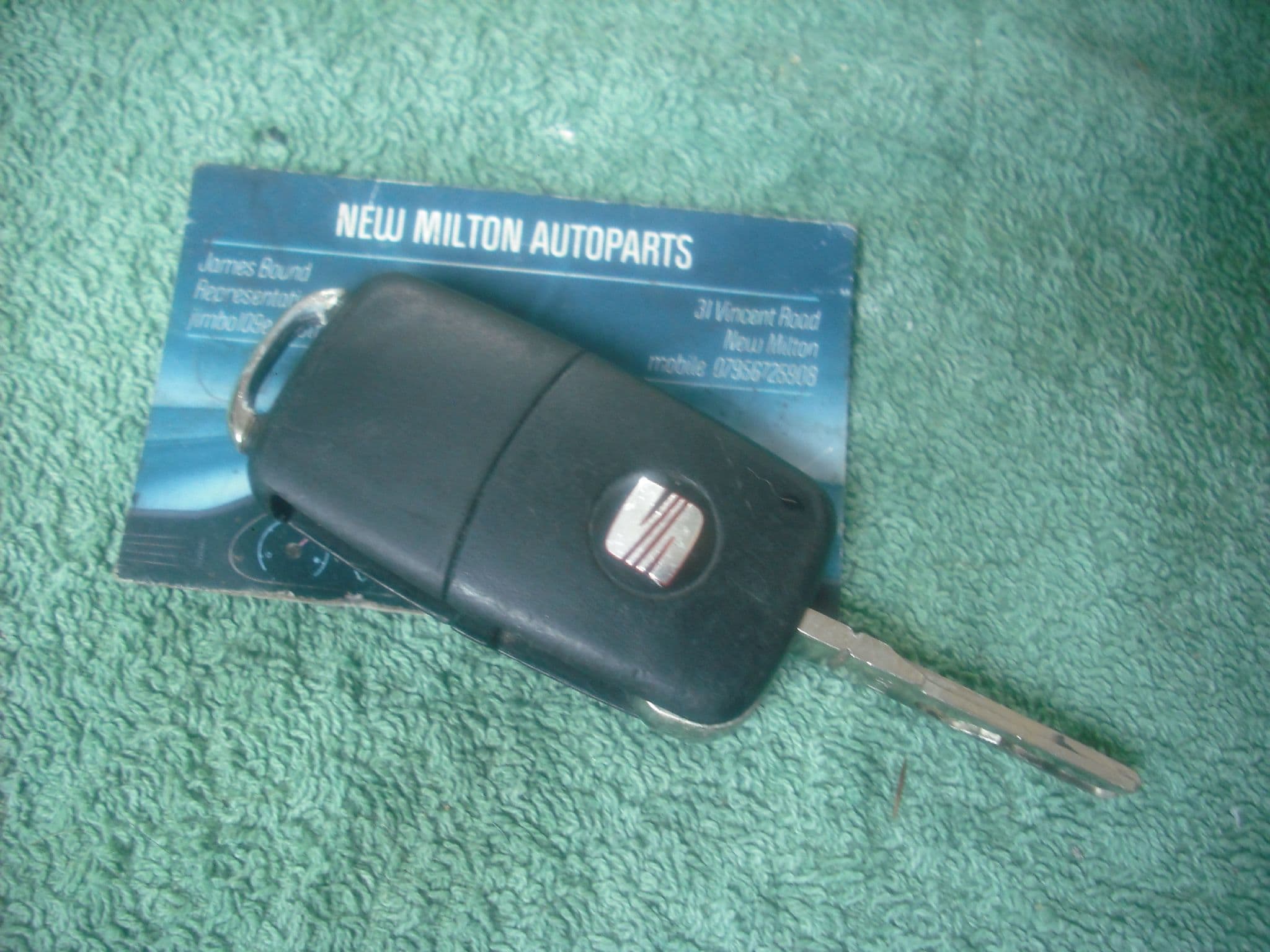 A GENUINE SEAT LEON 3 BUTTON REMOTE CONTROL CENTRAL LOCKING KEY FOB
