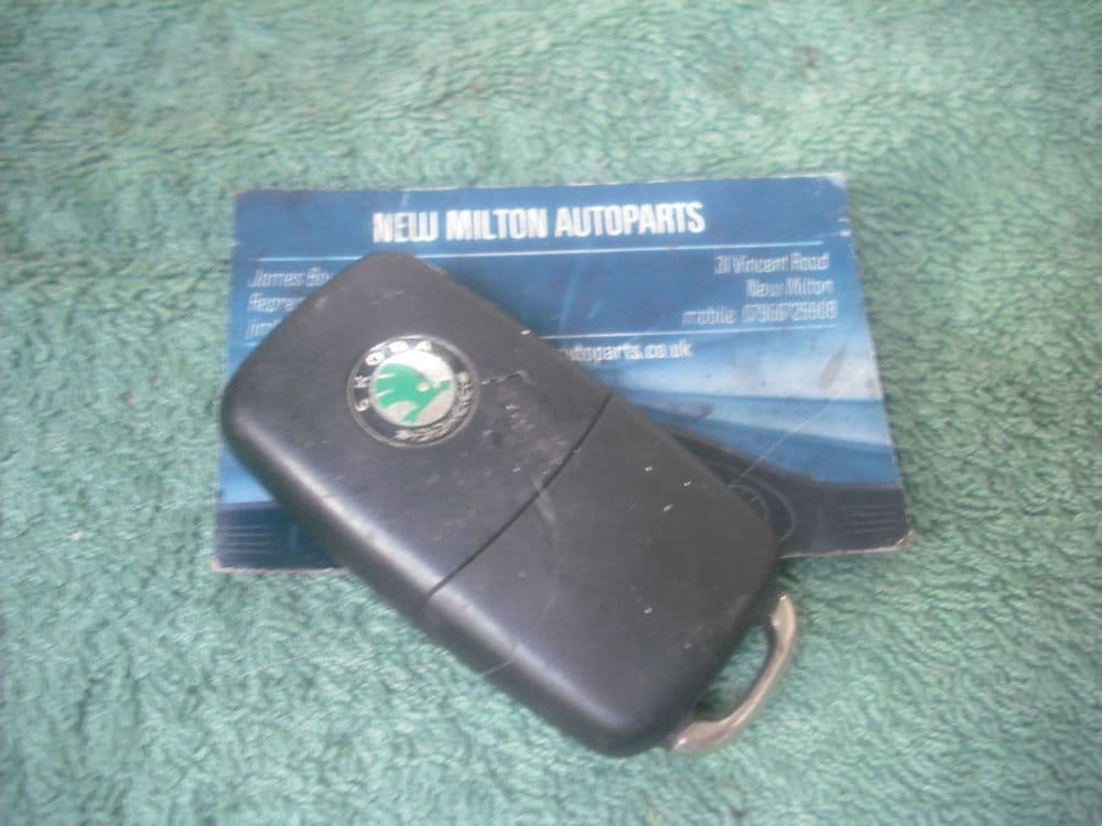 A GENUINE SKODA OCTAVIA MK2 3 BUTTON REMOTE CONTROL KEY FOB COMPLETE