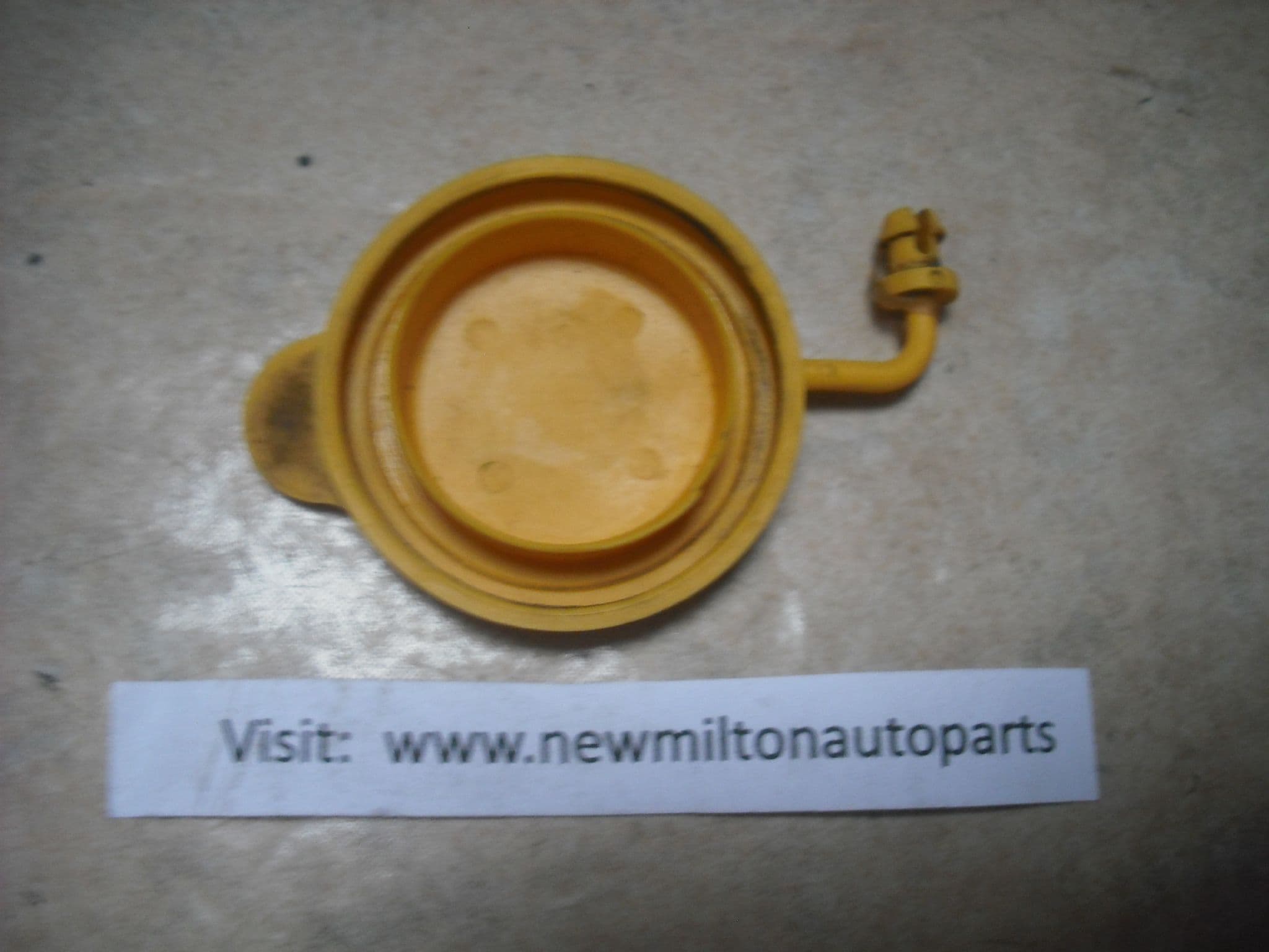 A GENUINE SUBARU FORESTER ENGINE WATER COOLANT EXPANSION TANK FILLER CAP